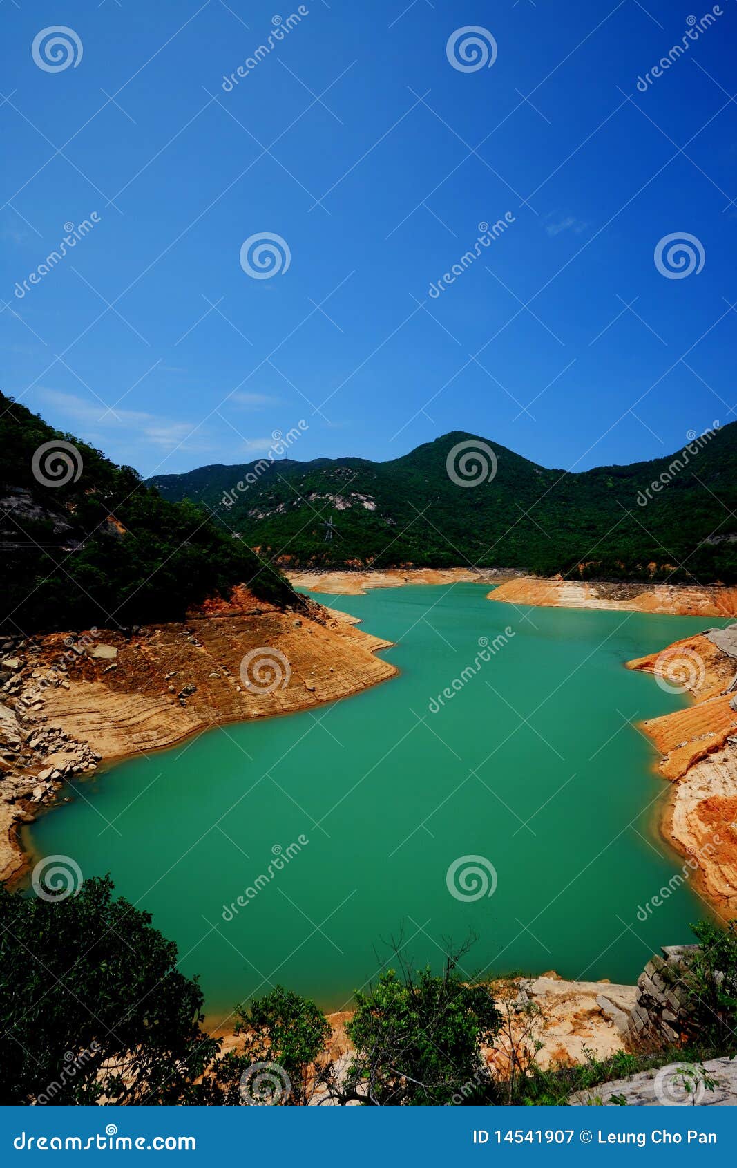 Meer in bos stock afbeelding. Image of wolk, rivier, rots - 14541907
