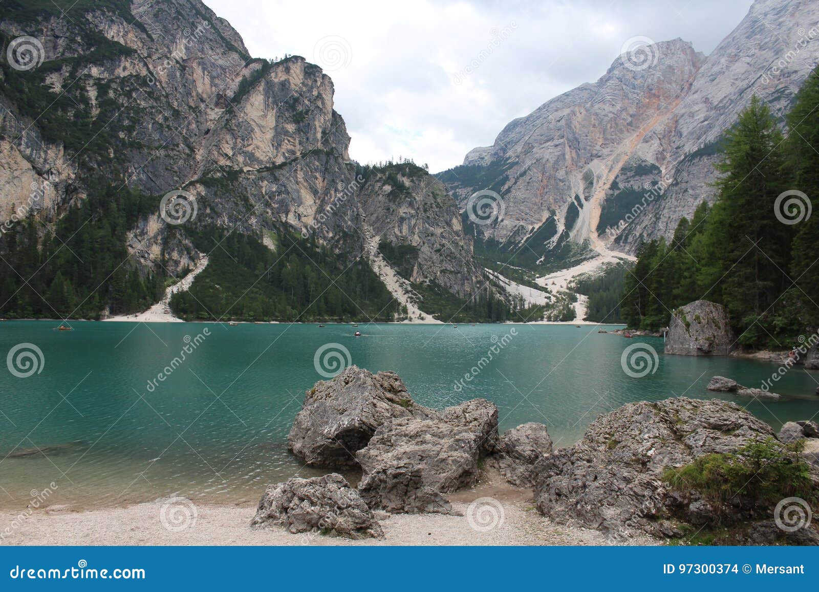 Meer Braies Lago Di Braies stock foto. Image of vakantie - 97300374