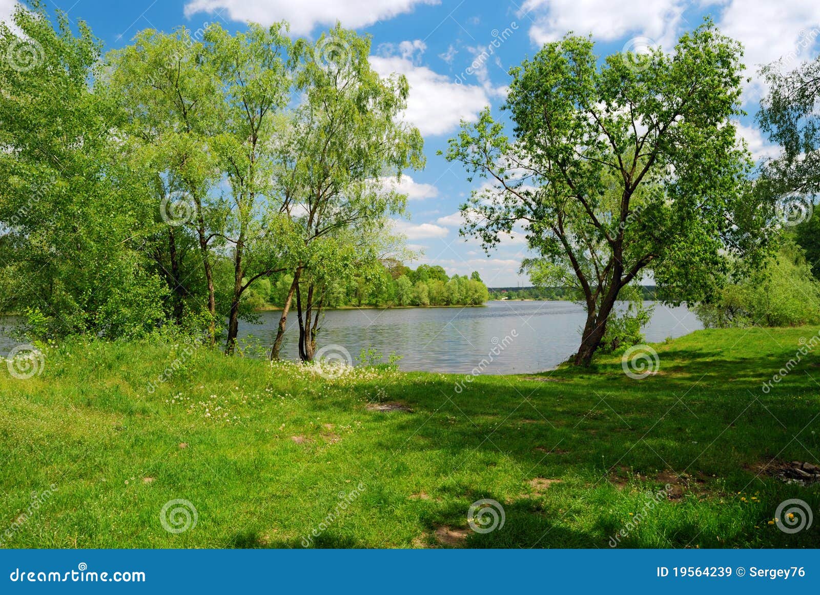 Meer En Groene Weide in Zonnige Dag Stock Afbeelding - Image of zonnig ...