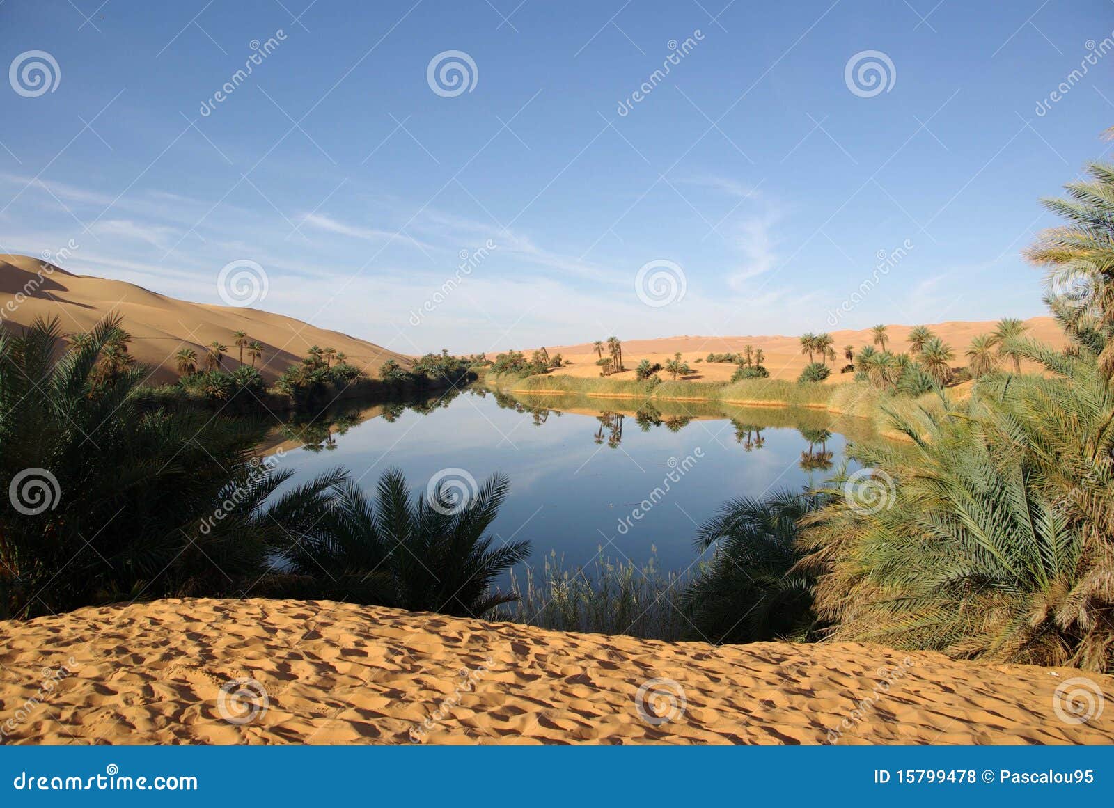 Meer in Libische woestijn stock foto. Image of contrast - 15799478