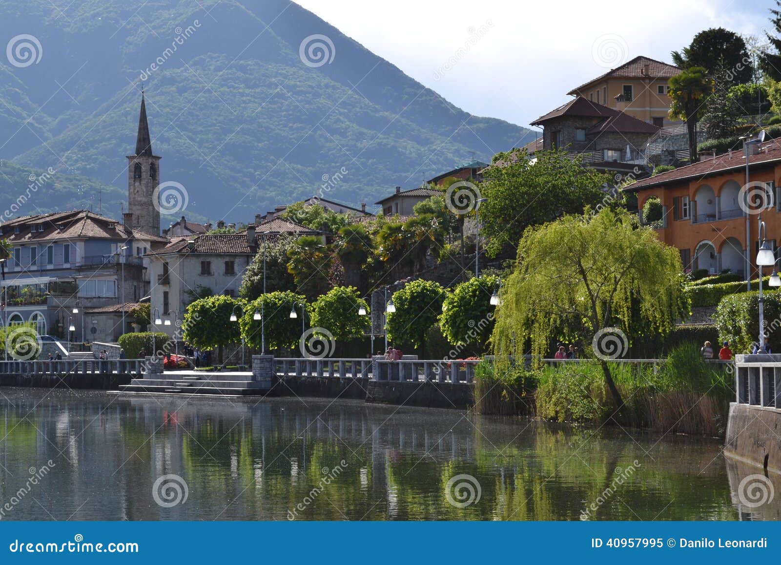 Meer Mergozzo (Italië) stock afbeelding. Image of eilanden - 40957995