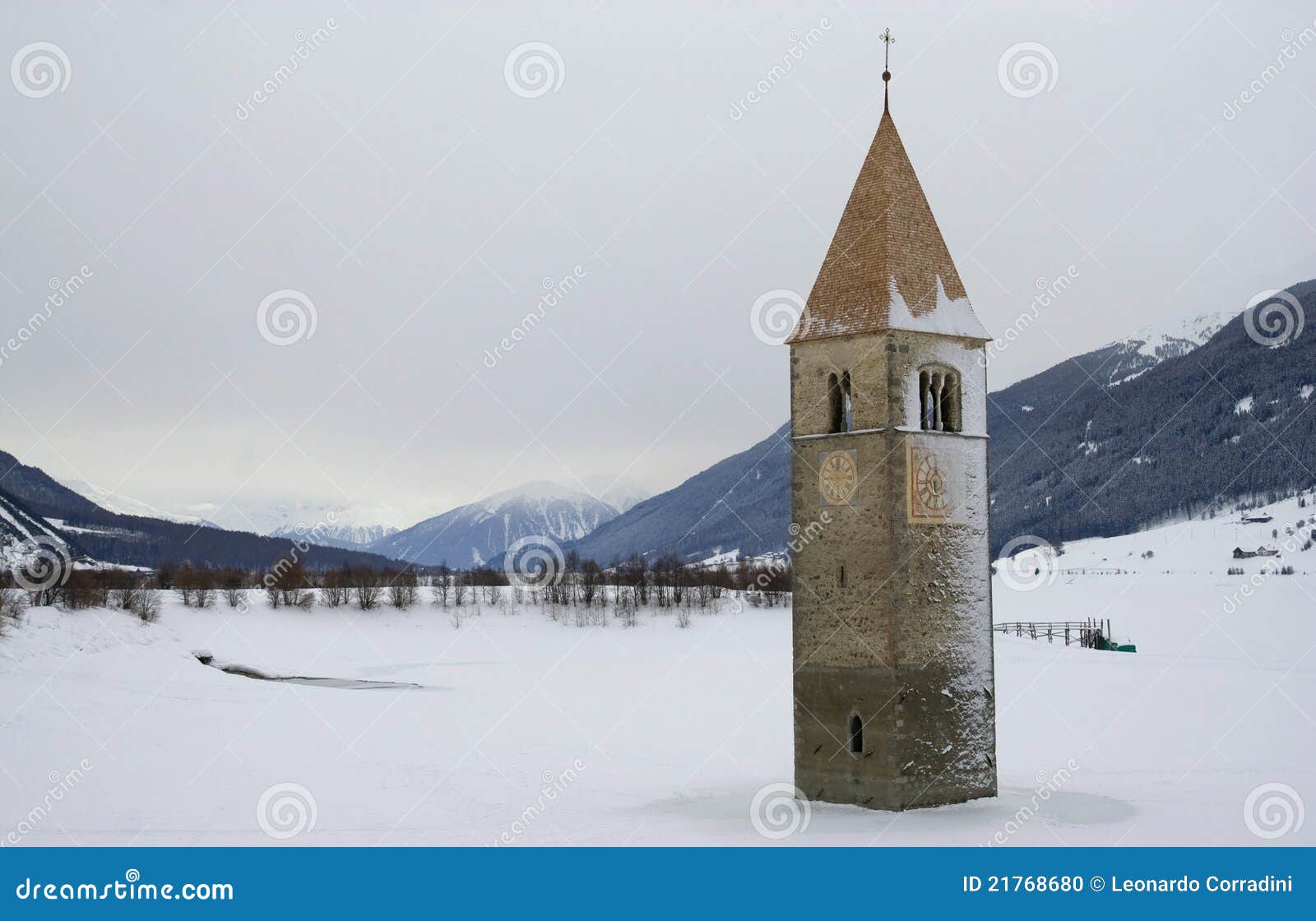 Meer van Resia, Zuid-Tirol stock foto. Image of bomen - 21768680