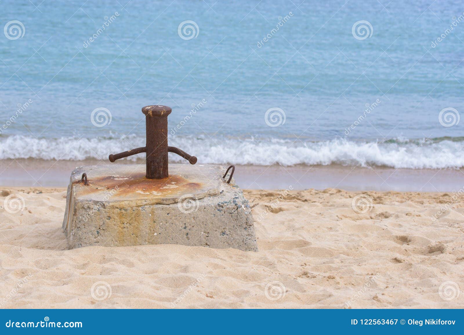 Meerpaal op het strand stock afbeelding. Image of water - 122563467