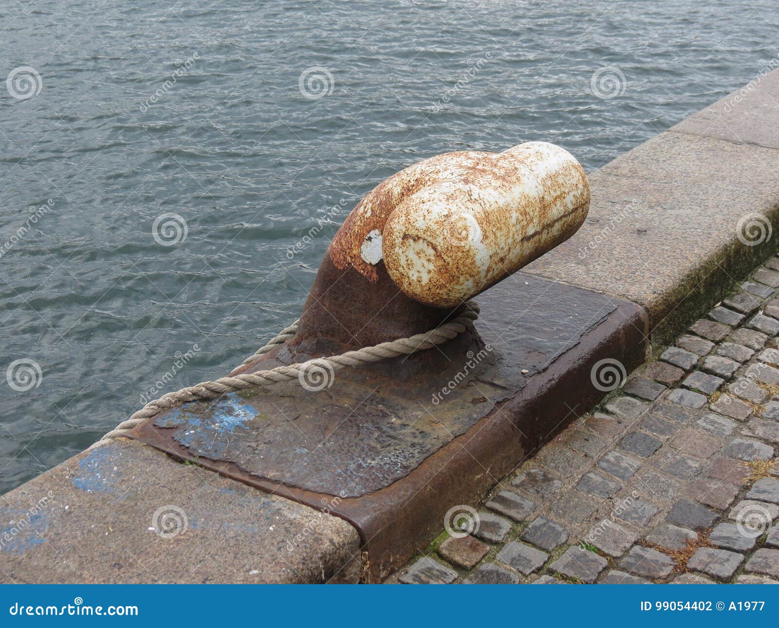 Meertrosmeerpaal Voor Boten Stock Foto - Image of haven, schip: 99054402