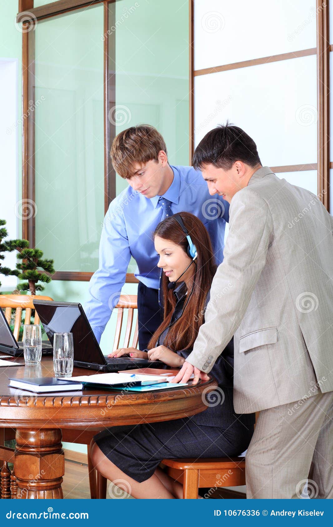 Meeting in the office stock photo. Image of presentation - 10676336