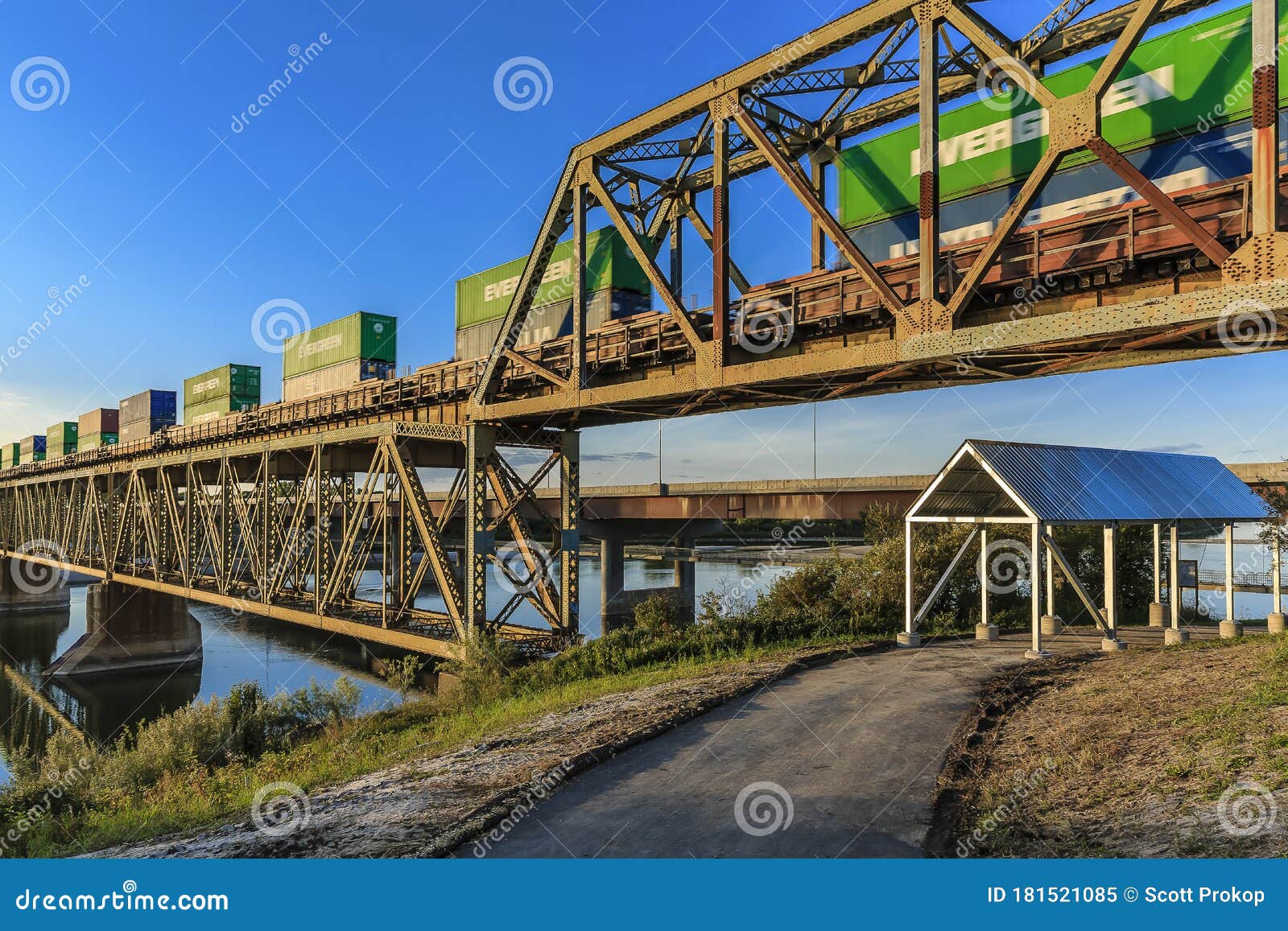 Meewasin Trail editorial image. Image of dirt, grass - 181521085