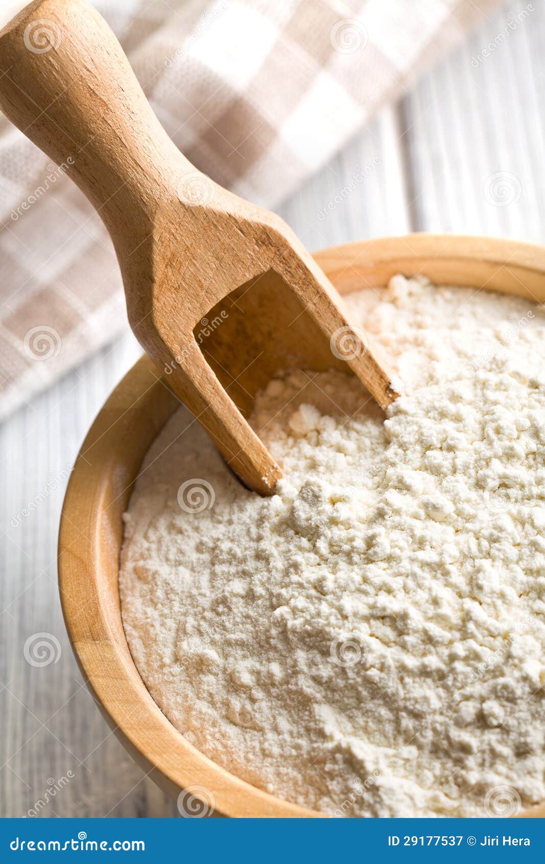 Mehl in Der Hölzernen Schüssel Stockbild - Bild von vorbereitung, mehl ...