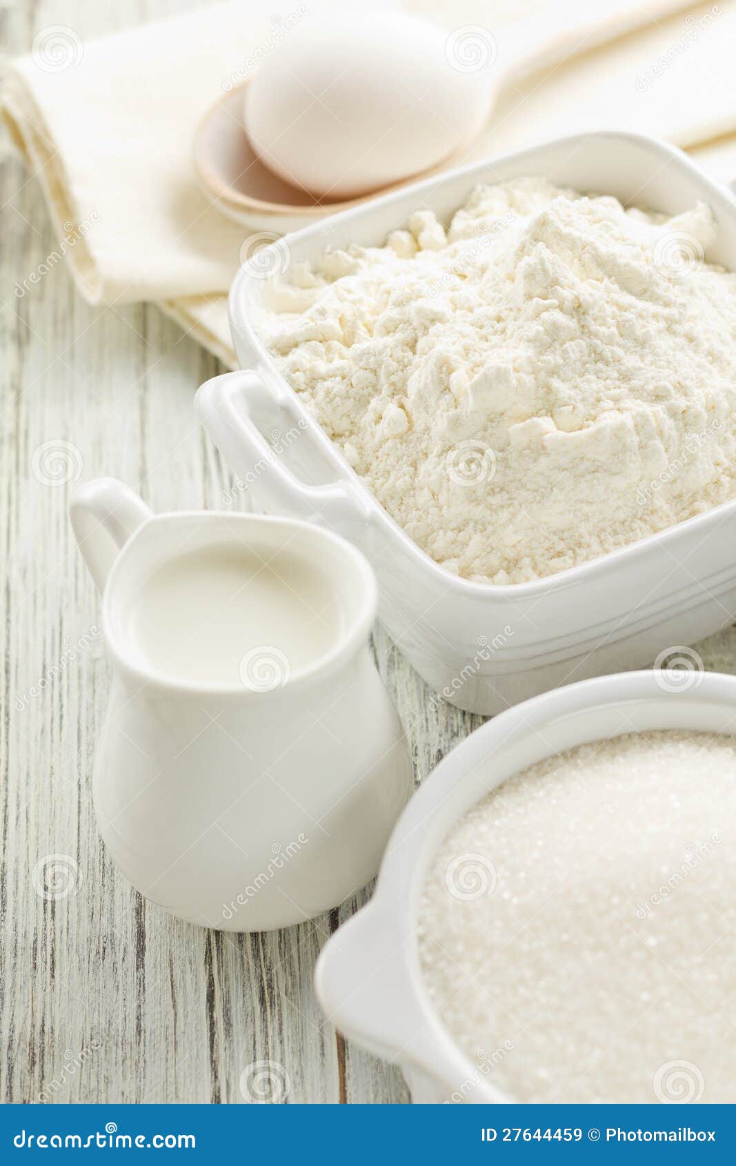 Mehl, Eier, Milch, Zucker stockbild. Bild von ostern - 27644459