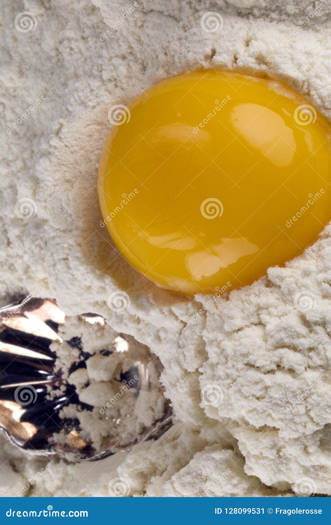 Mehl und Eigelb stockbild. Bild von teller, fische, getrennt - 128099531