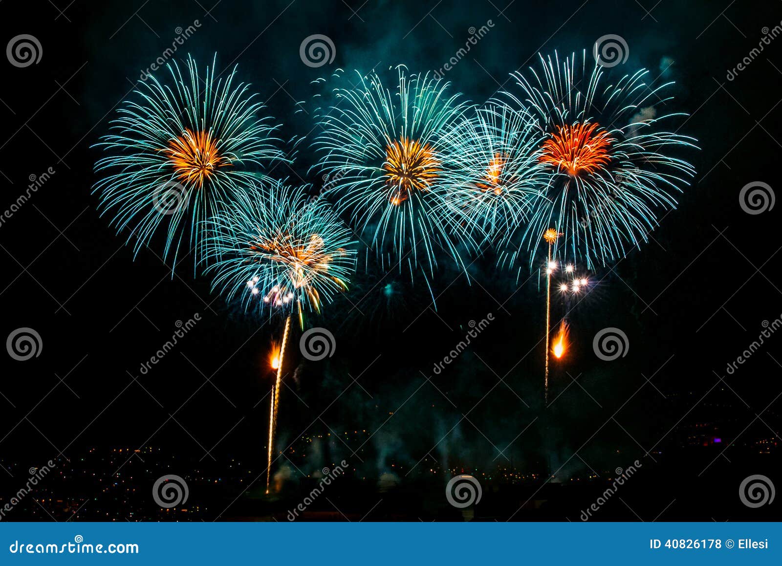 Mehrfache Feuerwerke stockfoto. Bild von pyrotechnisch - 40826178