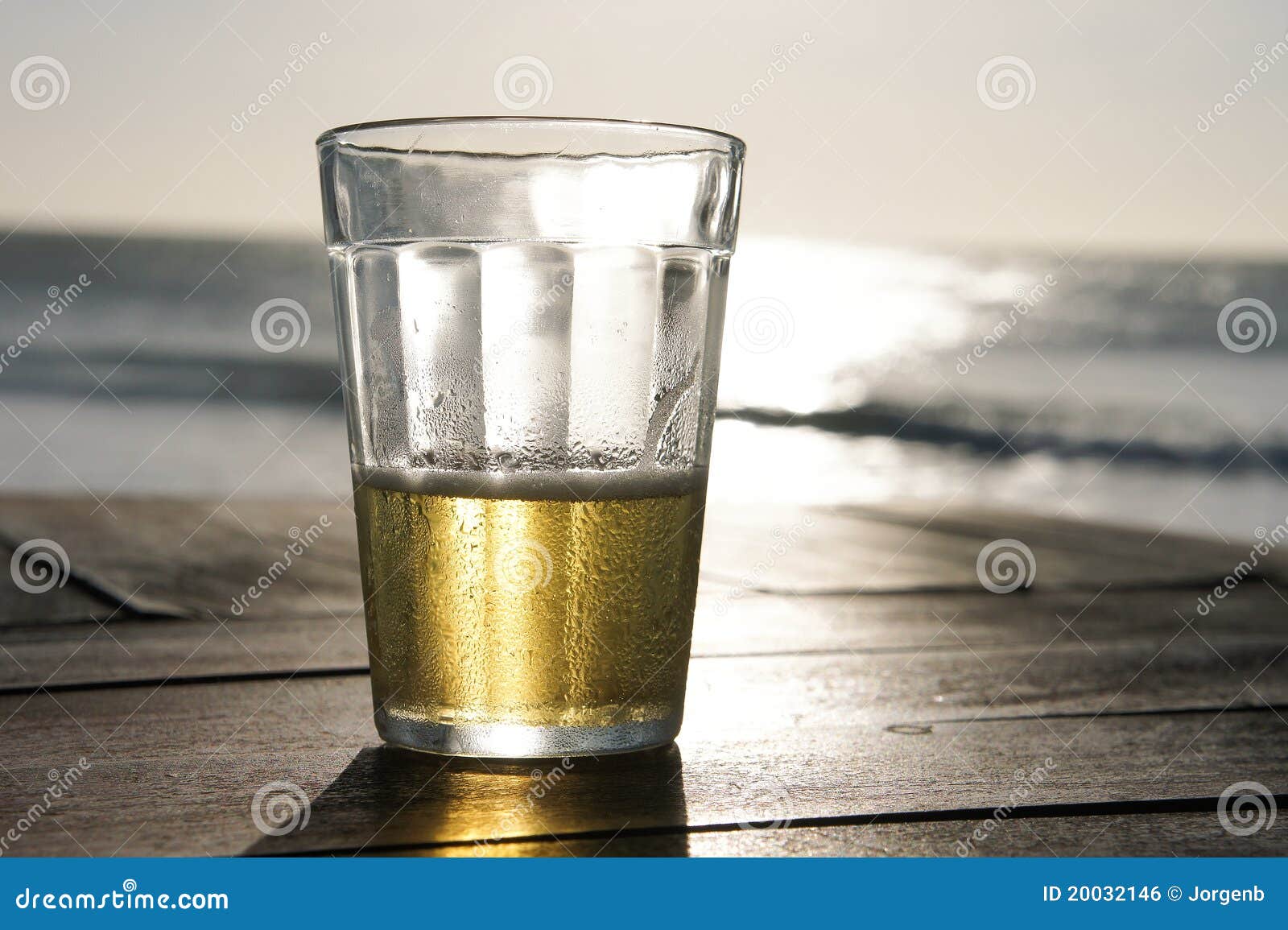 Meio cheio foto de stock. Imagem de pontos, vidro, terminado - 20032146