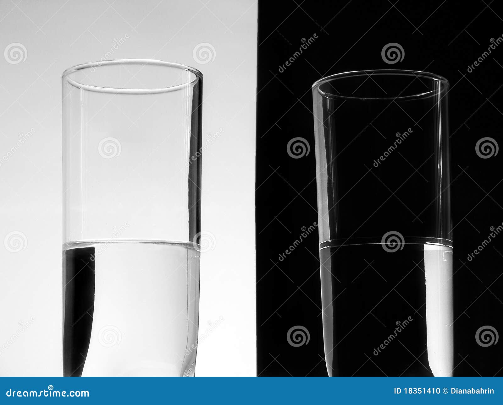 Meio cheio - meio vazio foto de stock. Imagem de otimismo - 18351410