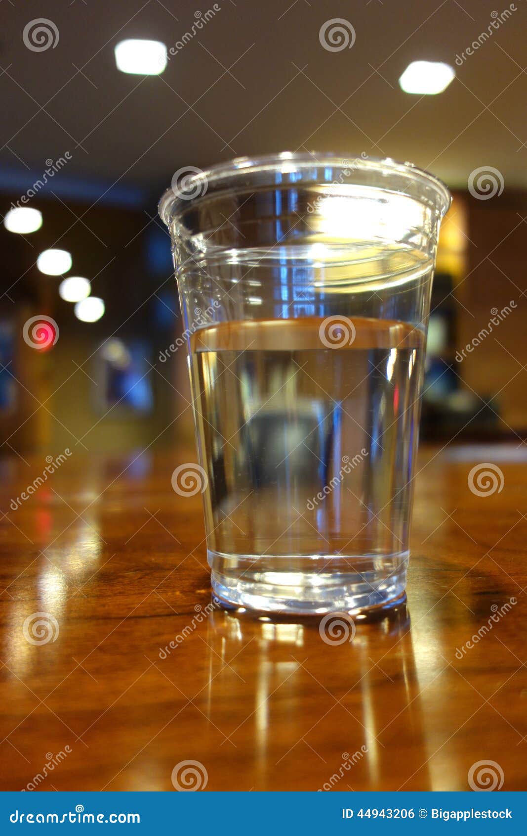 Meio Cheio Ou Meio Vazio De Vidro Foto de Stock - Imagem de vidro ...