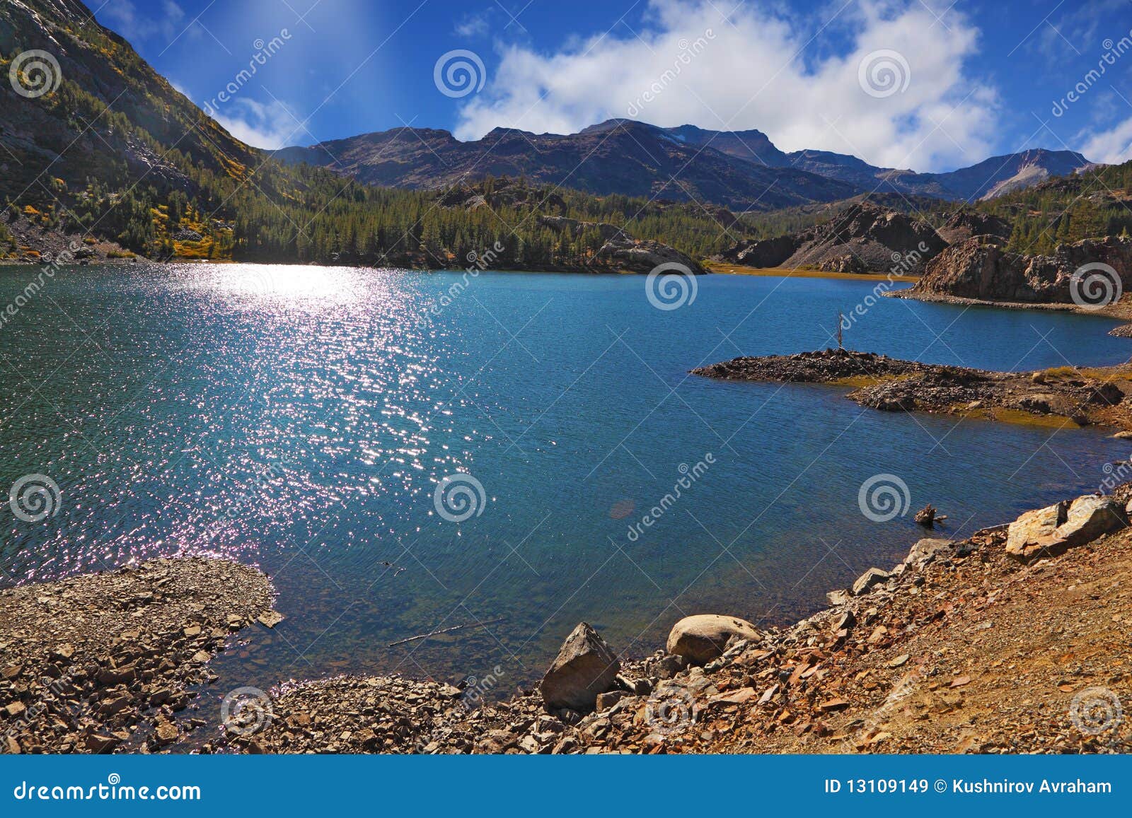 Meio-dia Solar. Lago Azure Sparkling Imagem de Stock - Imagem de ...