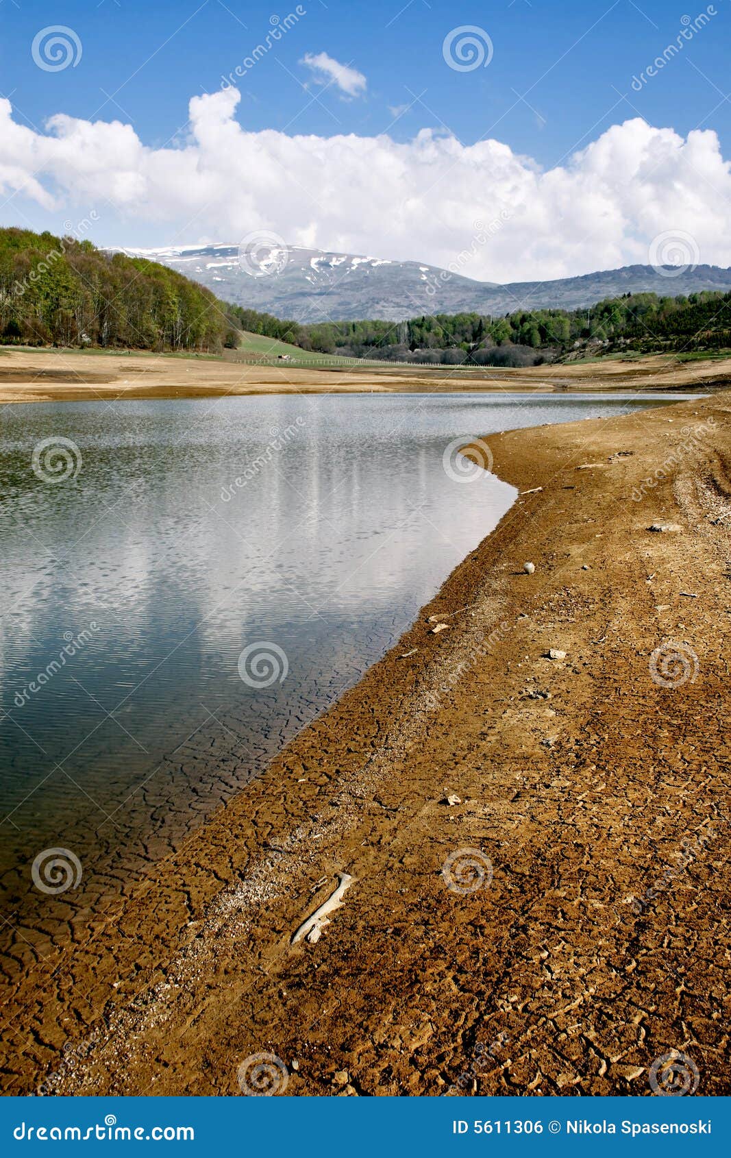 Meio lago seco foto de stock. Imagem de quente, ruptura - 5611306