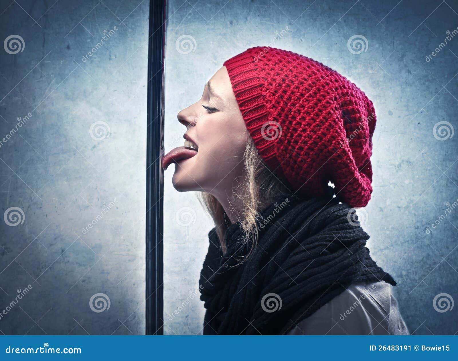 Meisje Bevroren Tong stock afbeelding. Image of muur - 26483191