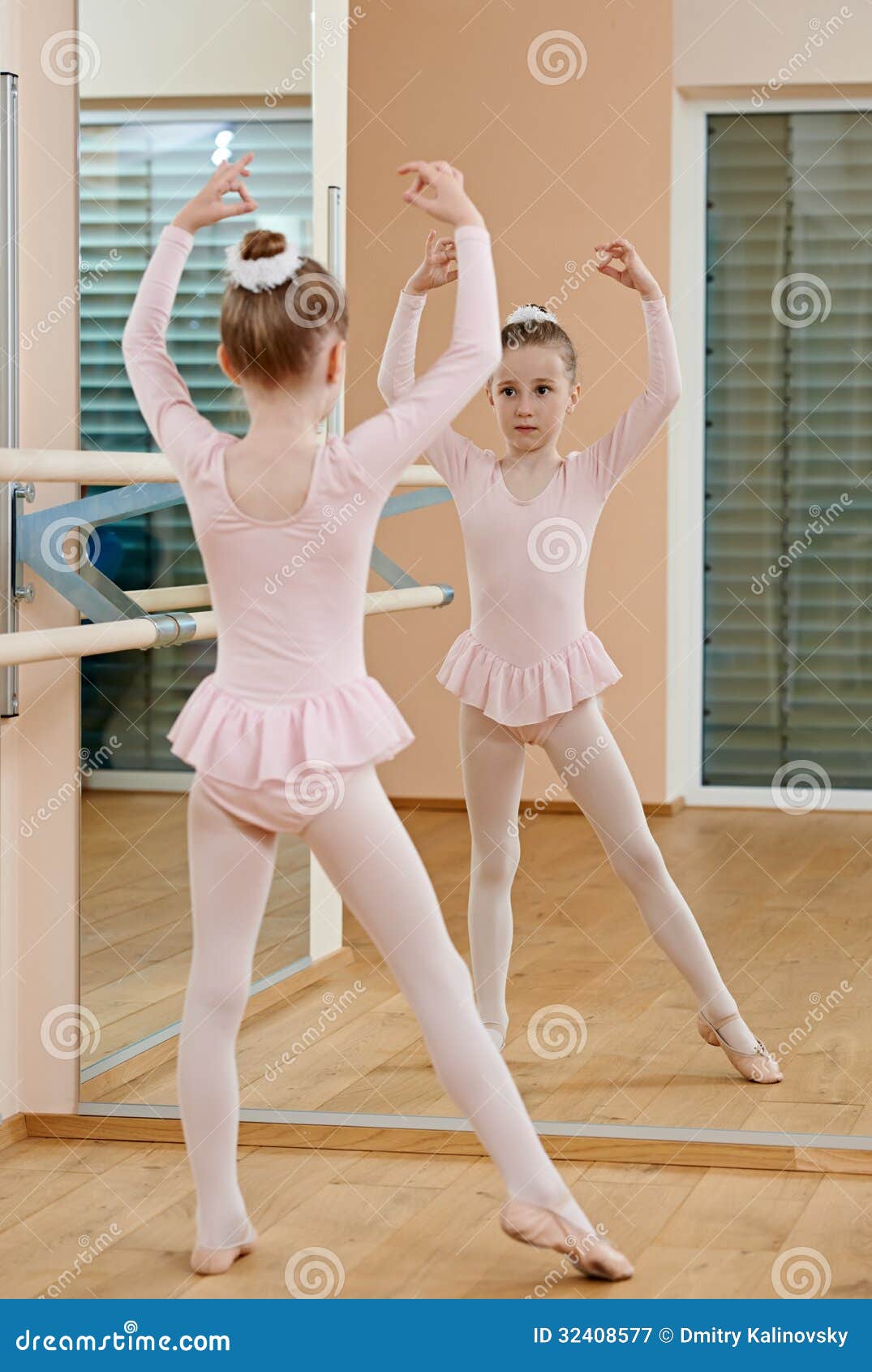 Meisje Bij Ballet Opleiding Stock Afbeelding - Image of portret, tenger ...