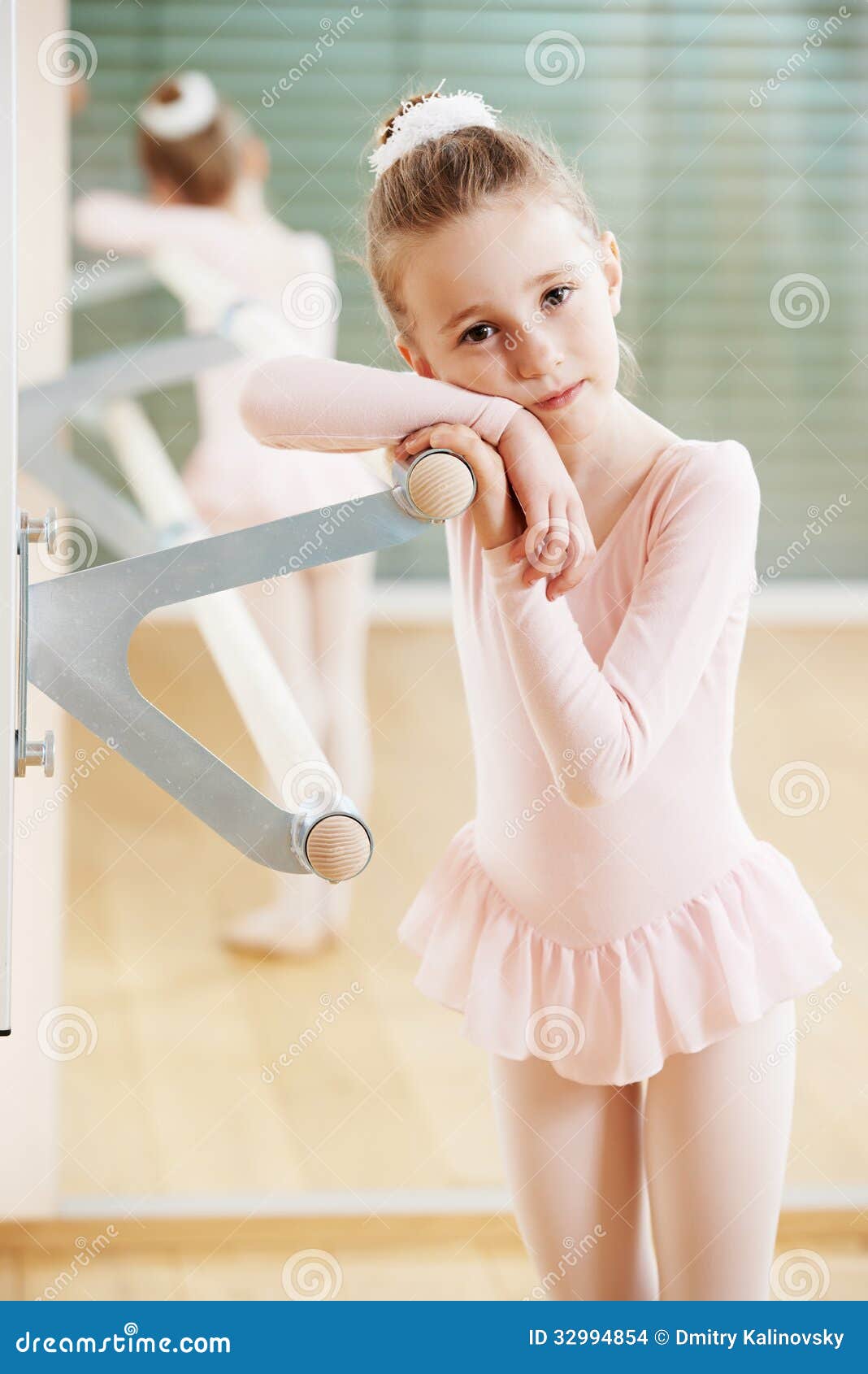 Meisje Bij Ballet Opleiding Stock Foto - Image of gebaar, artistiek ...