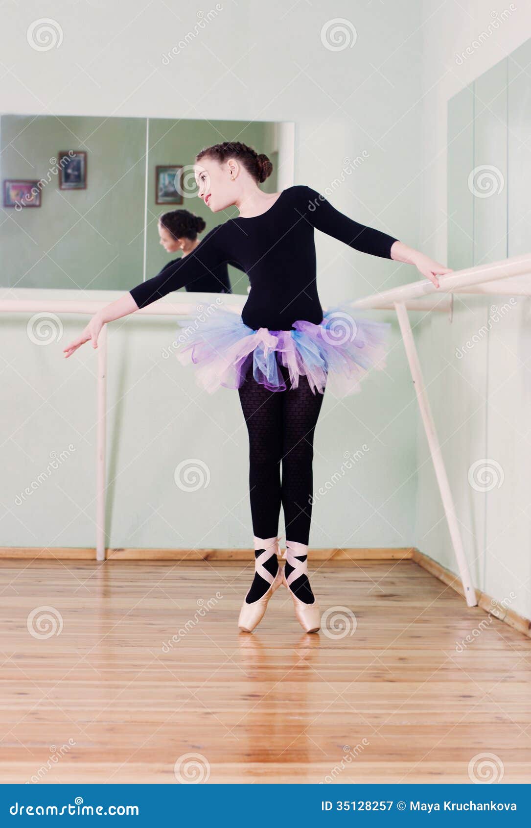Meisje bij de balletklasse stock afbeelding. Image of wijfje - 35128257