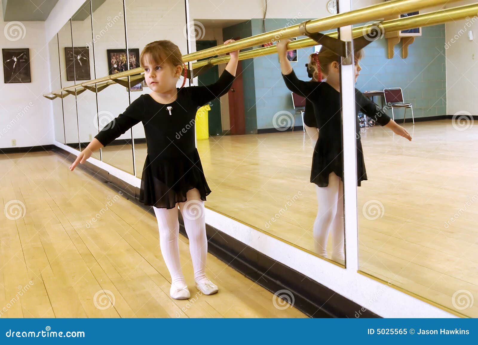 Meisje dat balletles heeft stock afbeelding. Image of zaal - 5025565