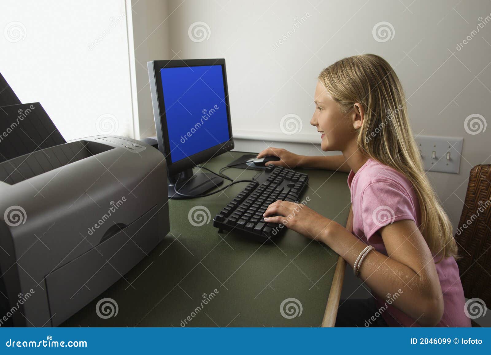 Meisje Dat Computer Bekijkt Stock Afbeelding - Image of tiener ...