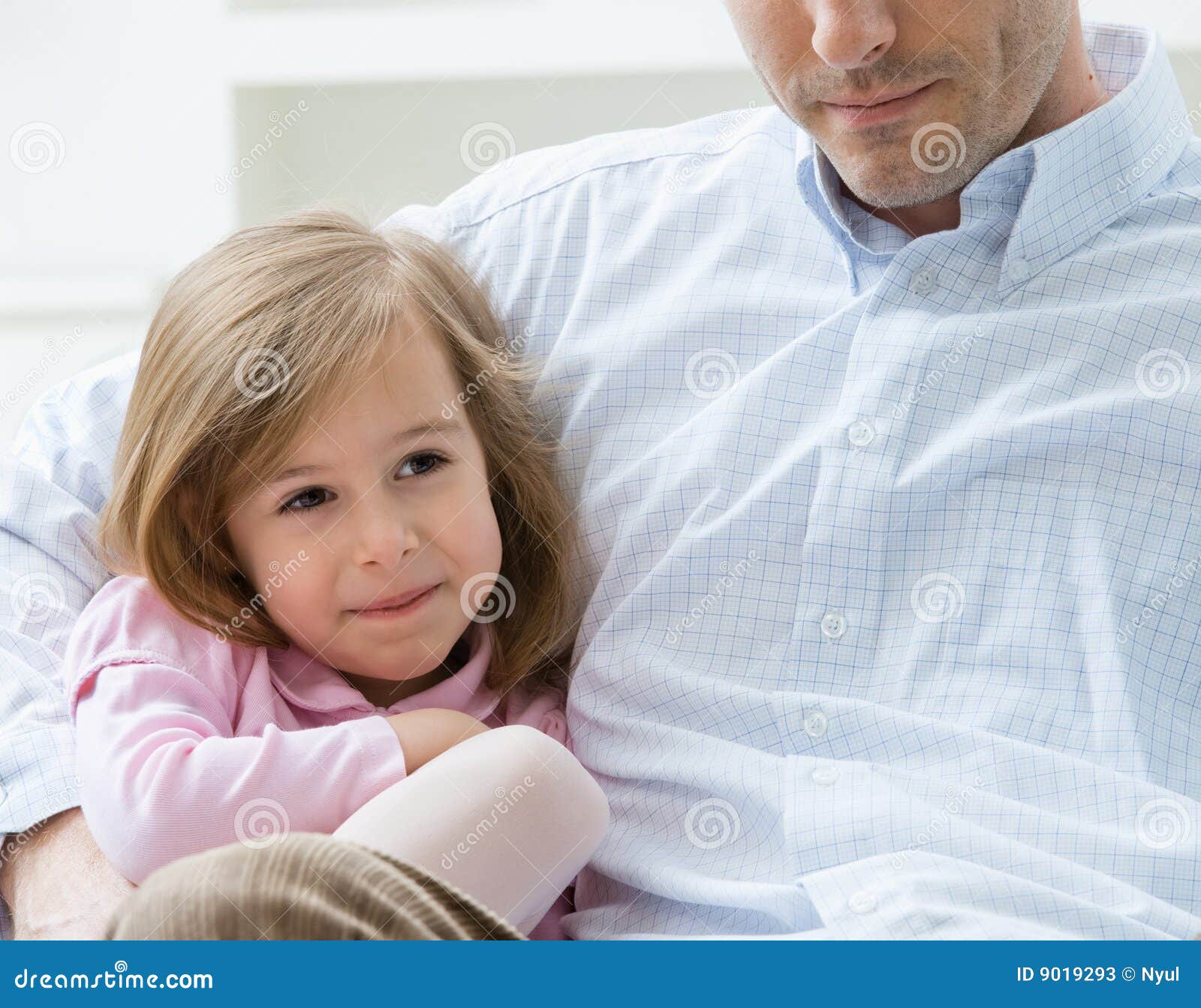 Meisje Dat Door Vader Wordt Omhelst Stock Afbeelding - Image of leuk ...