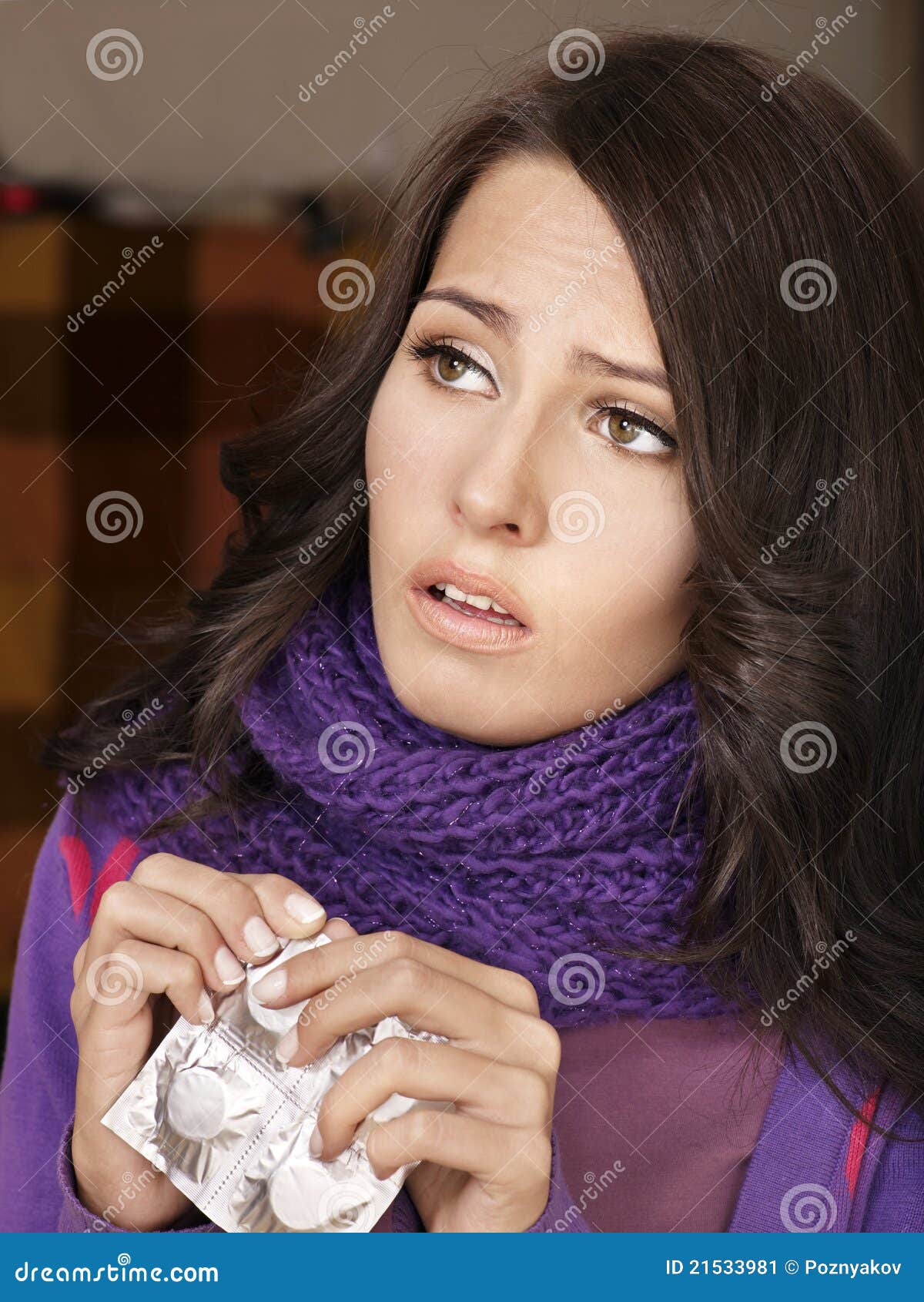 Meisje Dat Griep Heeft Die Pillen Neemt Stock Afbeelding - Image of ...