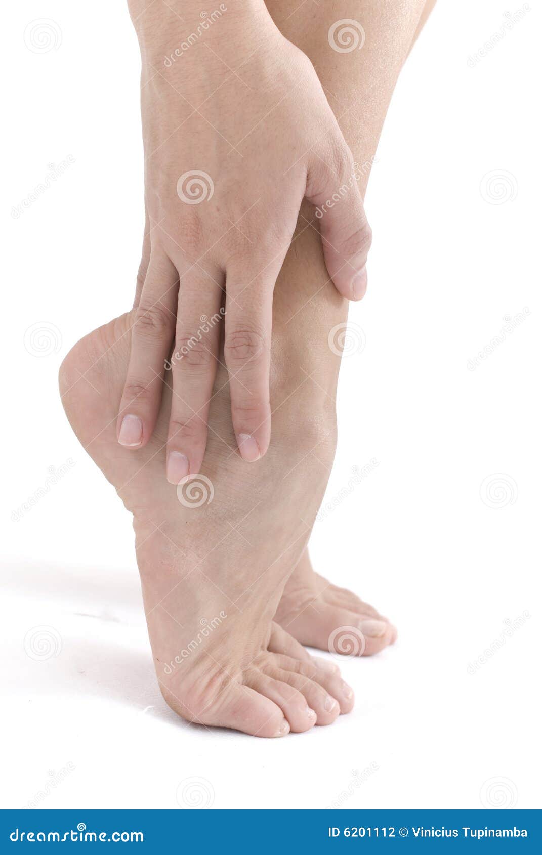 Meisje Dat Haar Voet Wrijft Stock Foto - Image of vermoeid, vrouw: 6201112