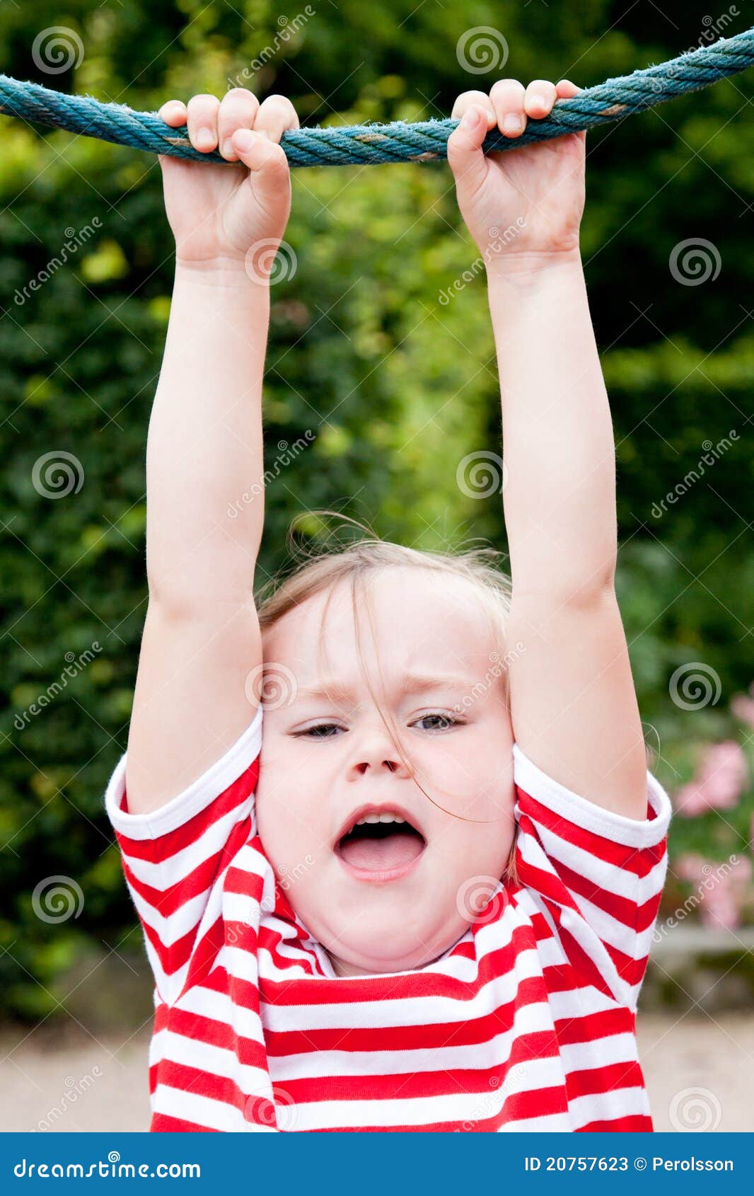 Meisje dat hangt stock afbeelding. Image of actief, gezondheid - 20757623