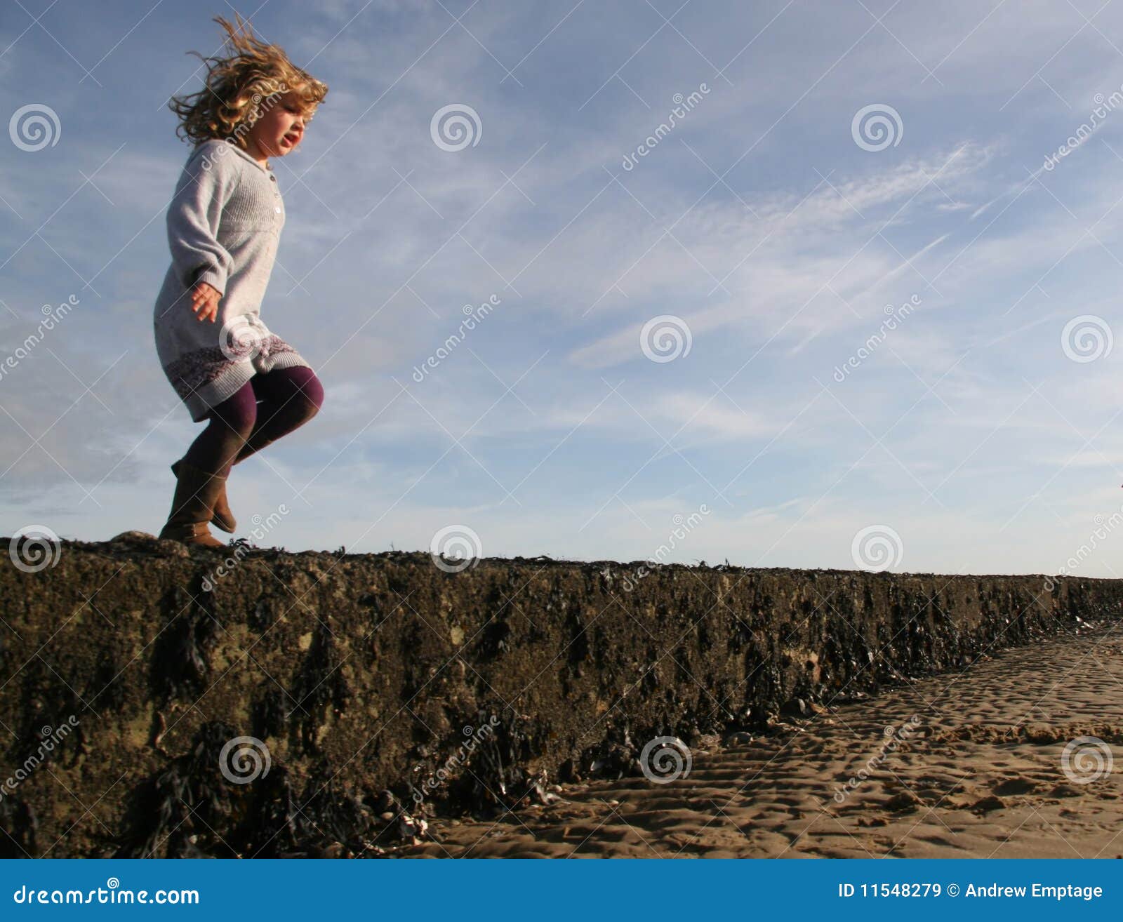 Meisje Dat Ongeveer Loopt Te Springen Stock Afbeelding - Image of ...