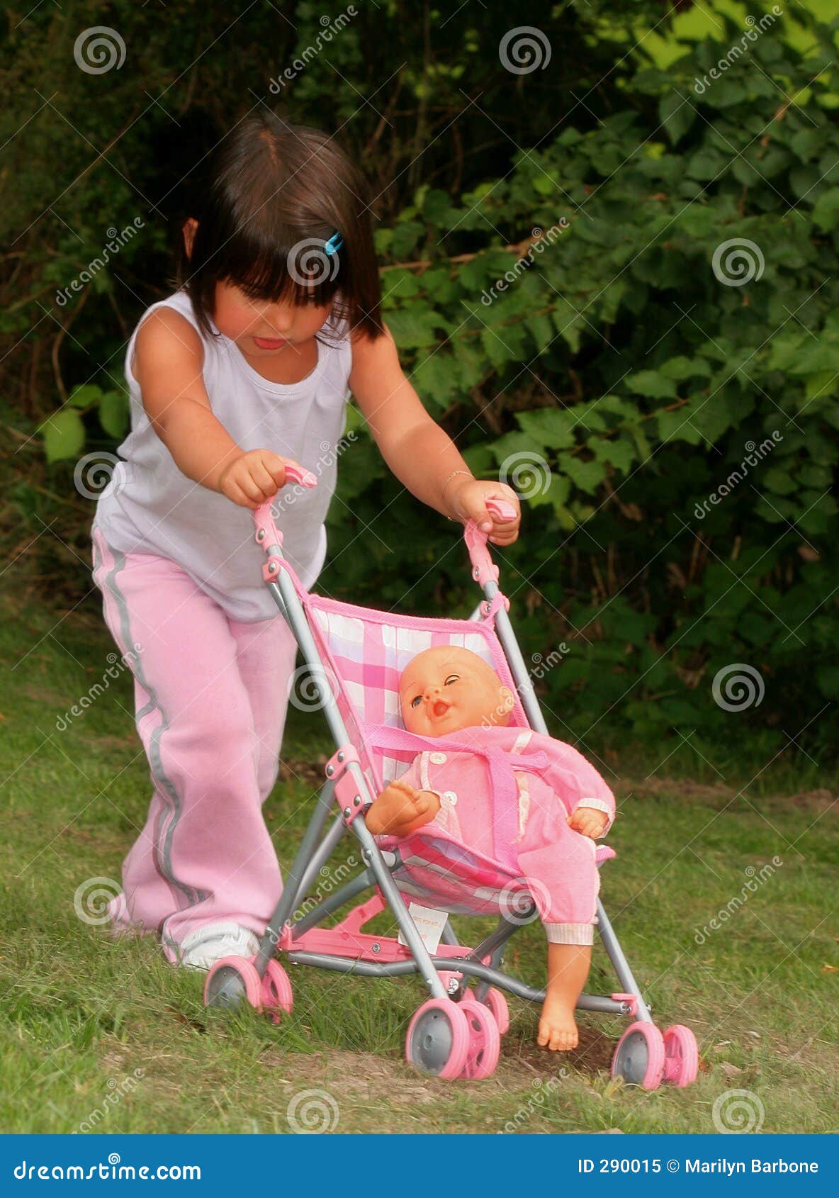 Meisje Dat in Roze Een Dolly in Een Kinderwagen Duwt. Stock Afbeelding ...