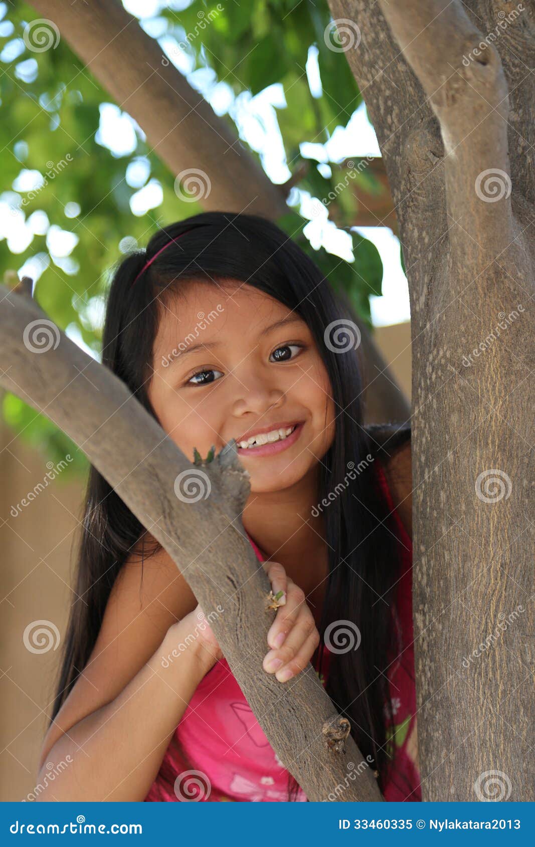 Meisje die Boom beklimmen stock afbeelding. Image of bladeren - 33460335