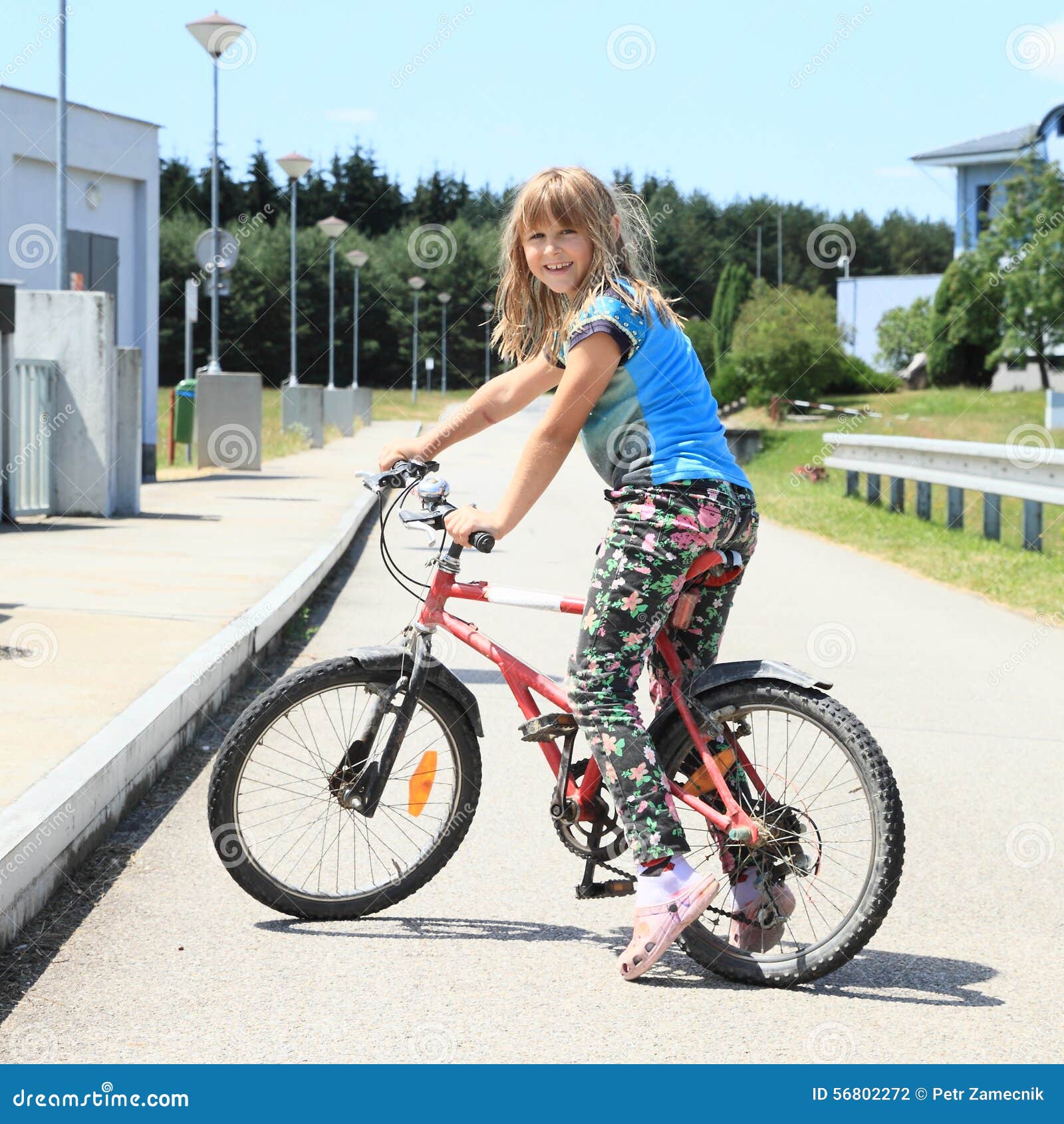 Meisje Die Een Fiets Berijden Stock Foto - Image of leuk, fiets: 56802272