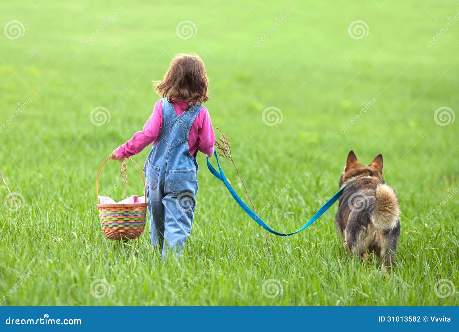 Meisje Die Met Een Hond Lopen Stock Foto - Image of binnenlands, hond ...