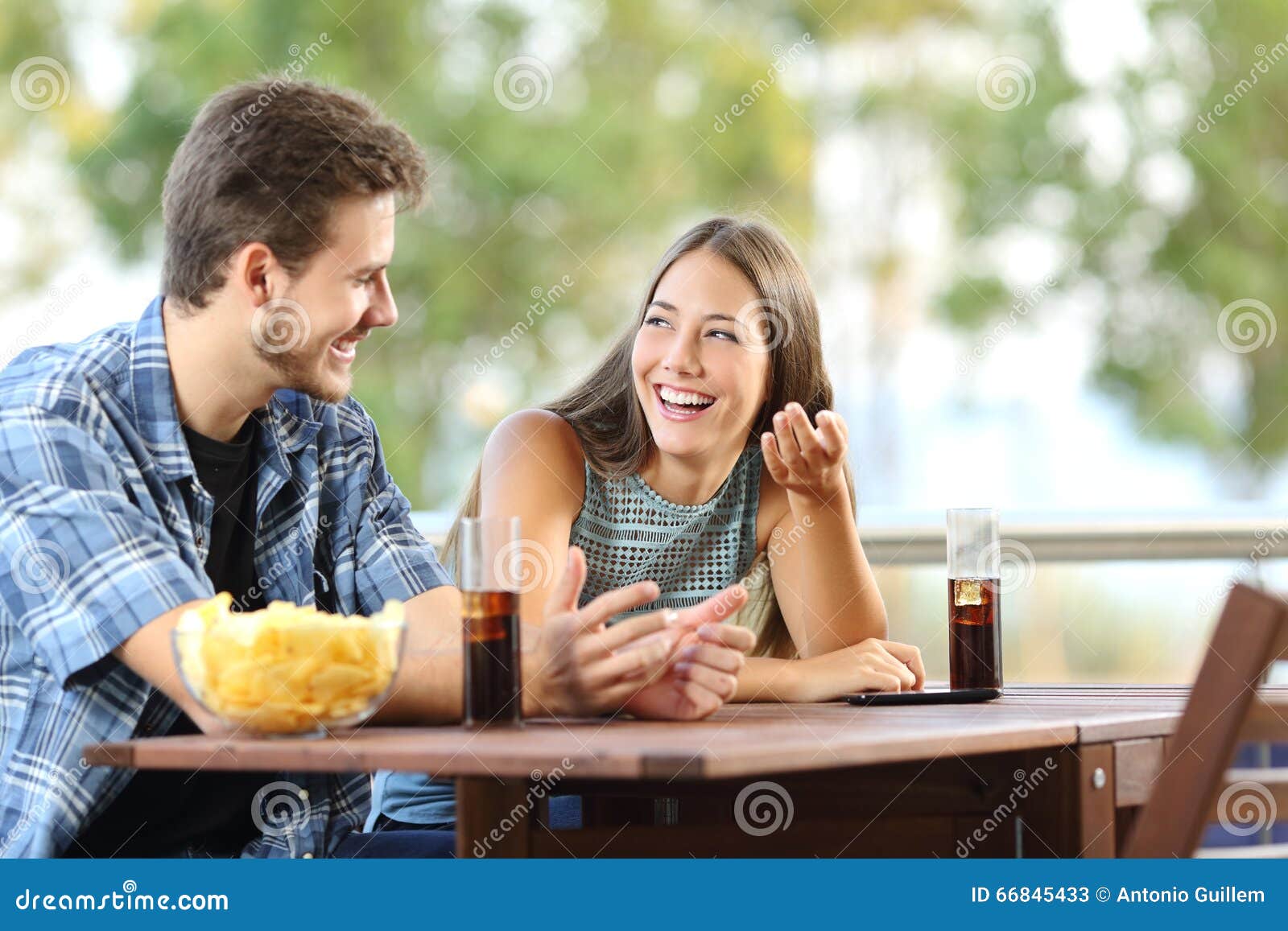 Meisje Die Met Haar Vriend In Een Terras Spreken Stock Afbeelding