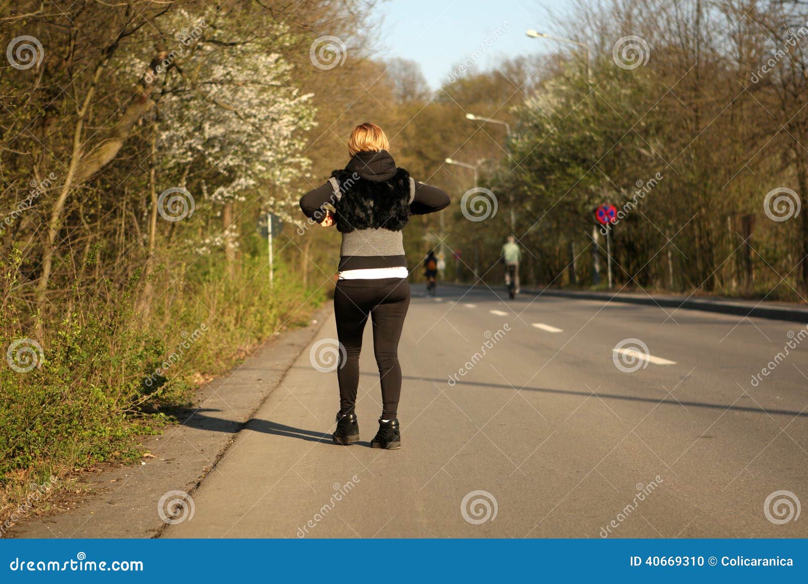 Meisje die op de weg lopen stock foto. Image of manier - 40669310