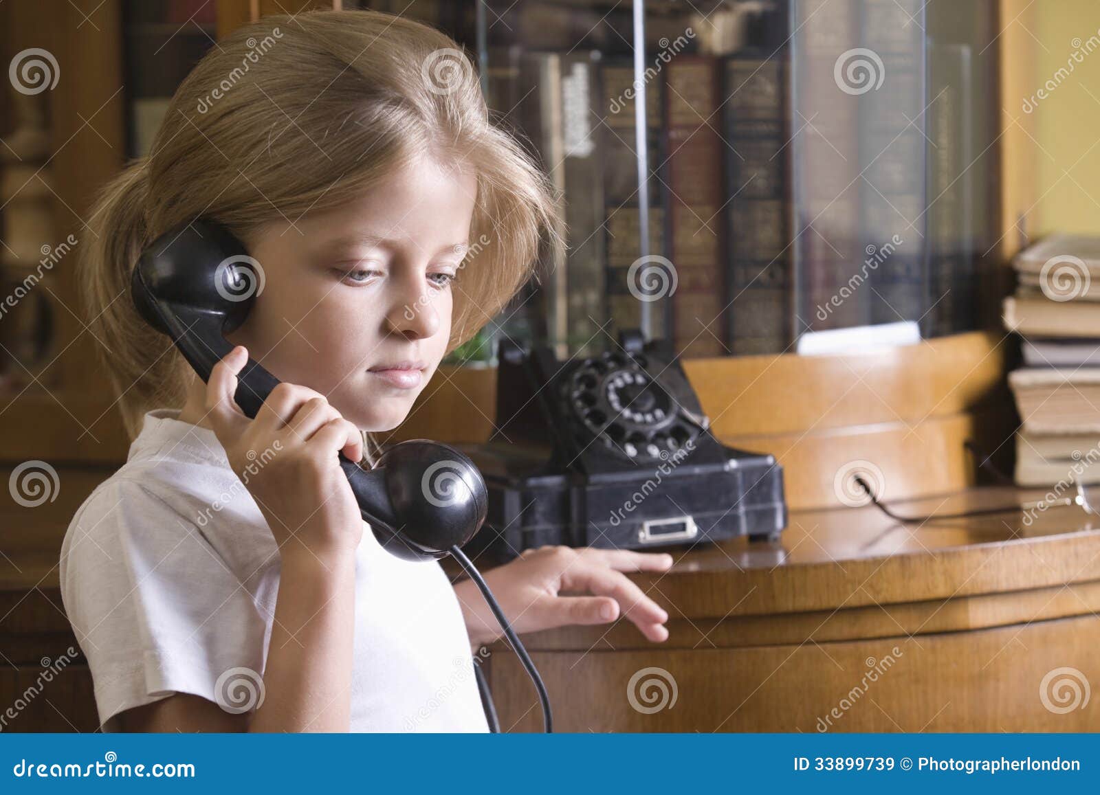 Meisje Die Telefoon Thuis Met Behulp Van Stock Afbeelding - Image of ...