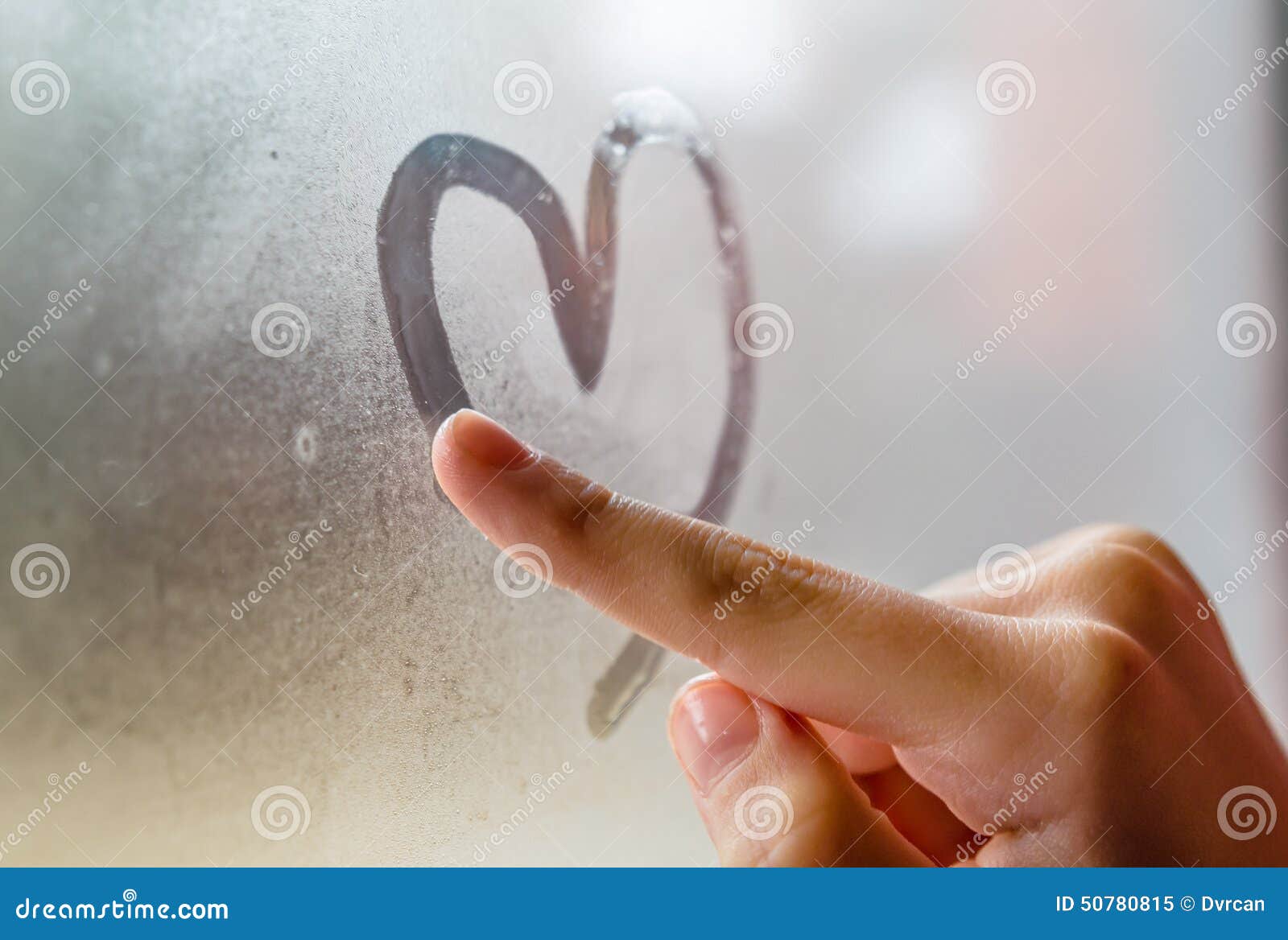 Meisje Drowing Hart Op Nat Venster Stock Afbeelding - Image of kleur ...