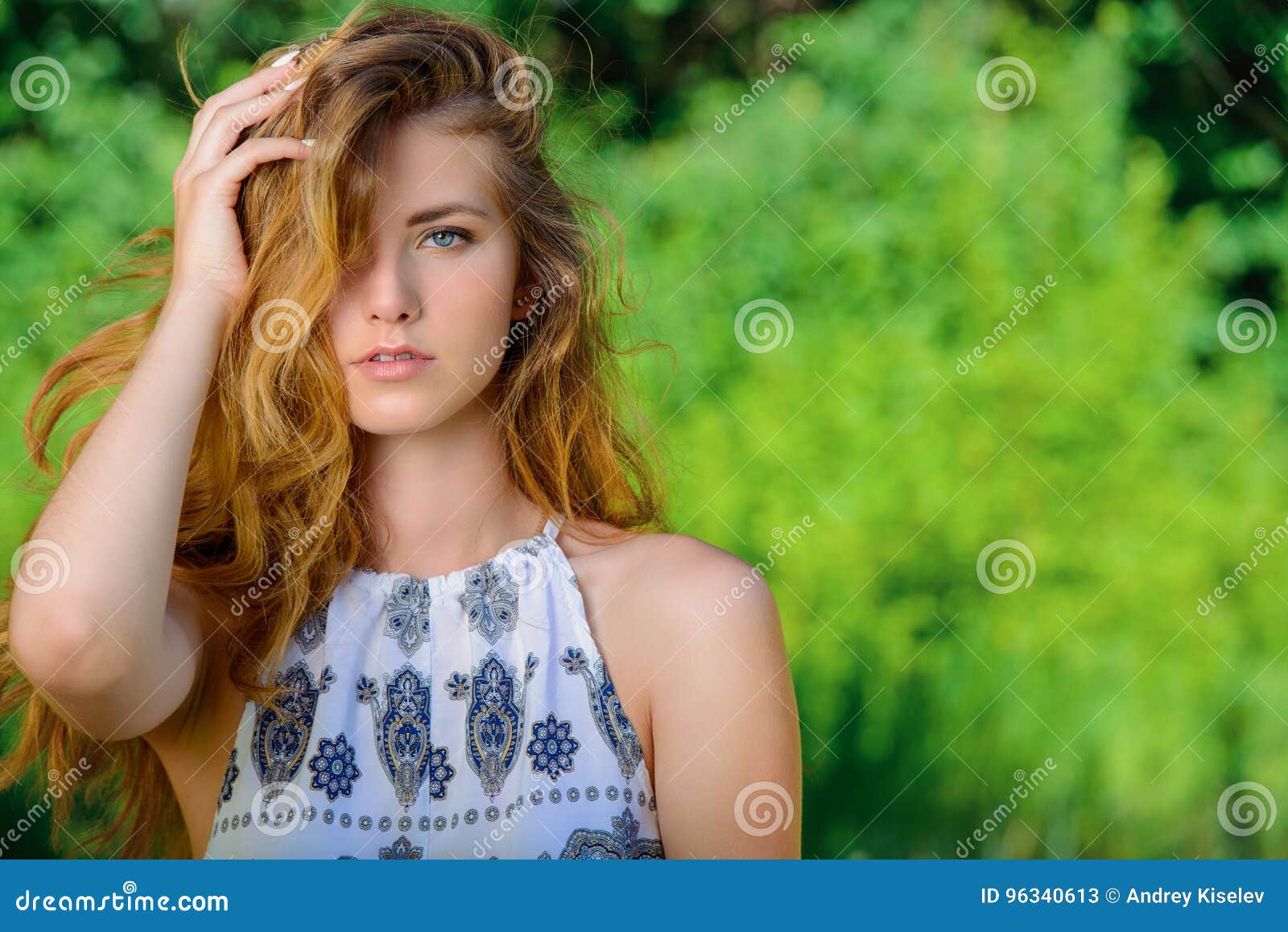 Meisje in Een Wellustige Dag Stock Afbeelding - Image of ...