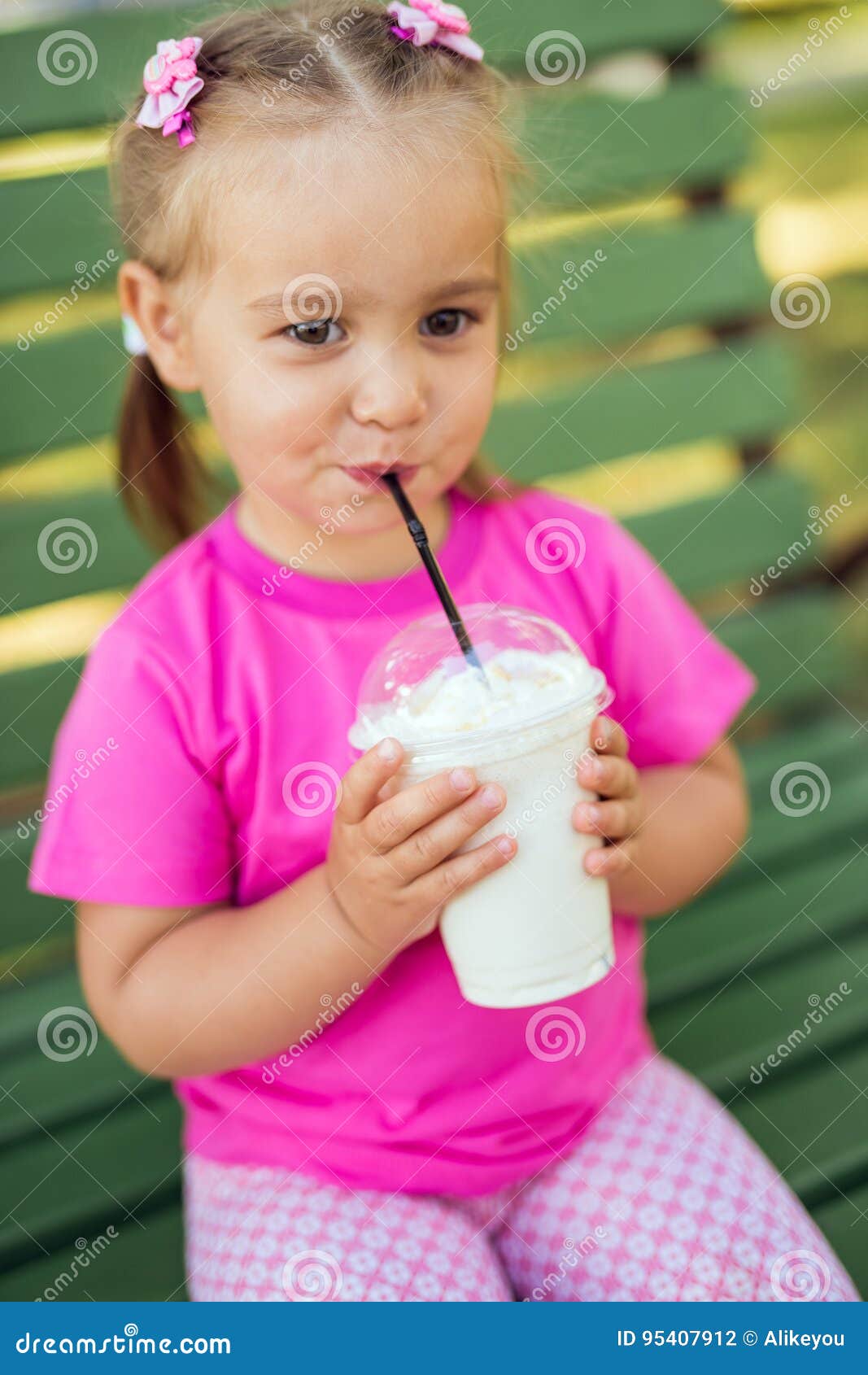 Meisje Het Drinken Milkshake Door Een Stro Stock Foto - Image of ...