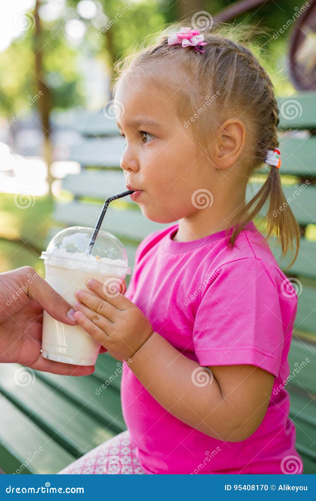 Meisje Het Drinken Milkshake Door Een Stro Stock Foto - Image of ...