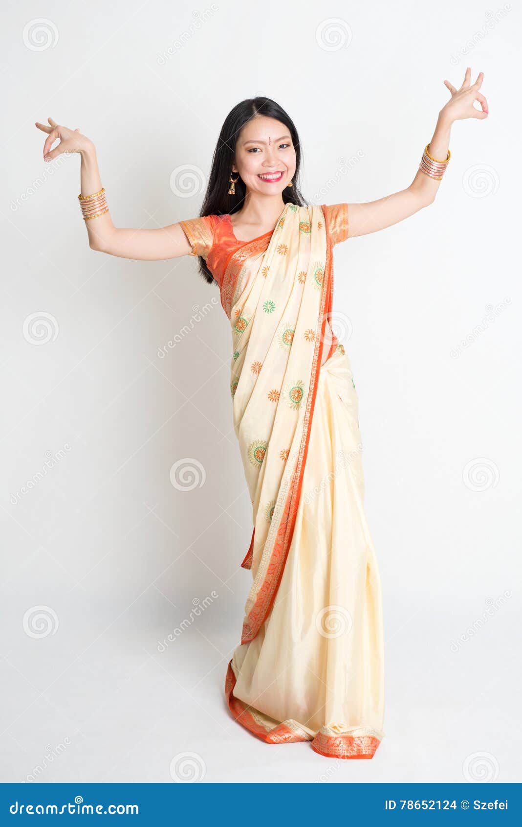 Meisje in Het Indische De Kleding Van Sari Dansen Stock Foto - Image of ...