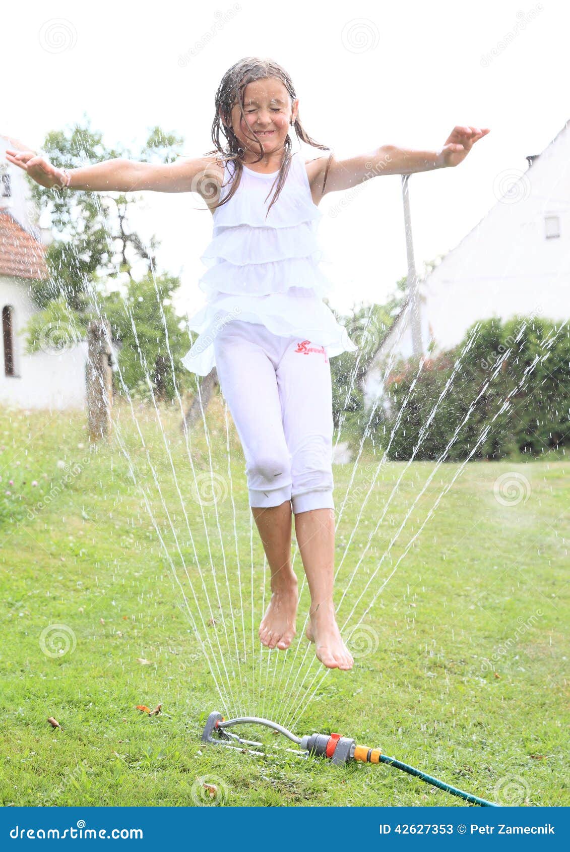 Meisje in Het Witte Springen Door Sproeier Stock Afbeelding - Image of ...