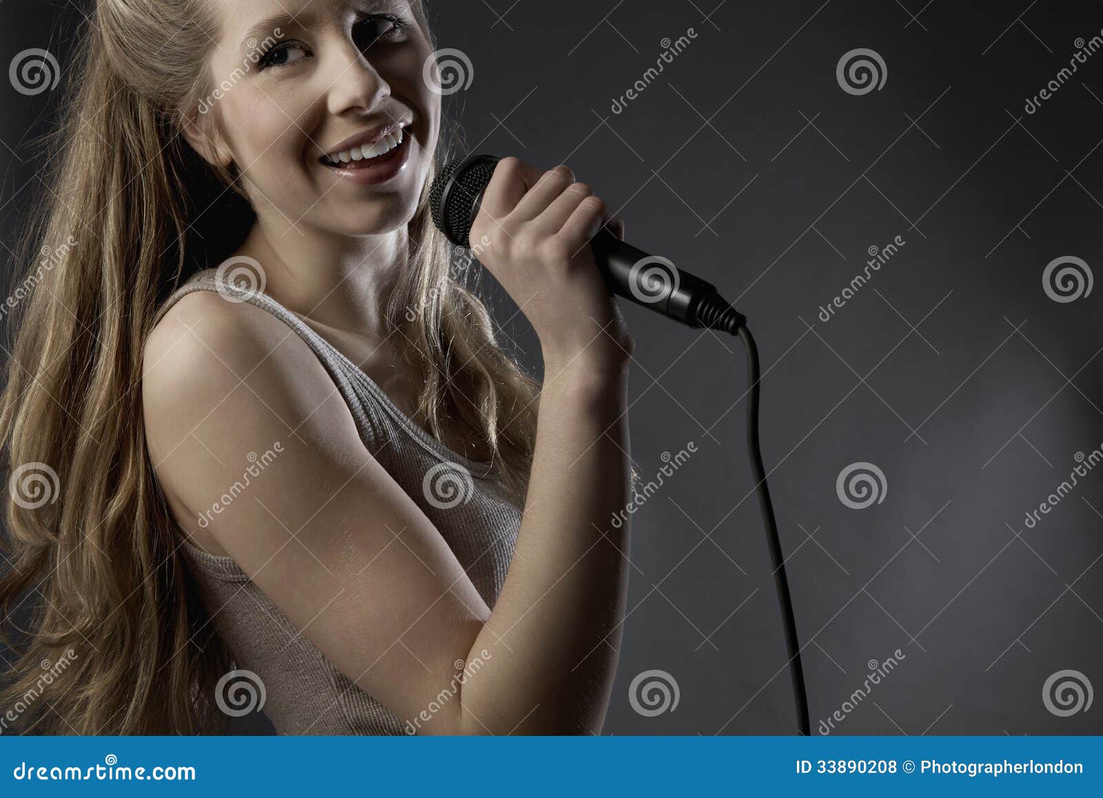 Meisje Het Zingen in Microfoon in Studio Stock Foto - Image of zeker ...