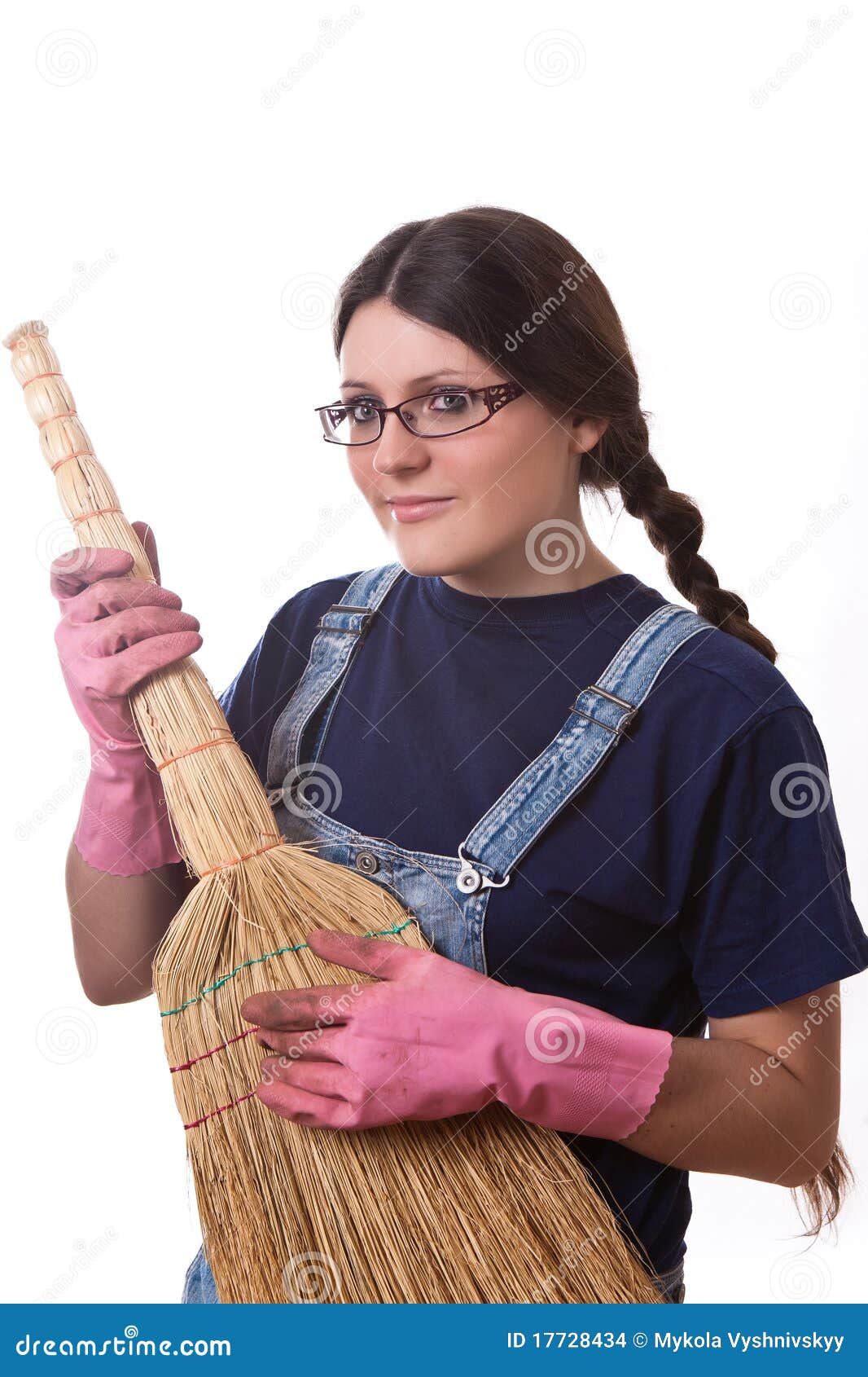 Meisje met bezem stock foto. Image of eenvormig, thuiswerk - 17728434