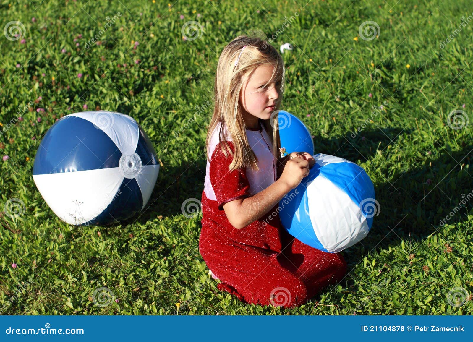 Meisje met drie ballen stock foto. Image of zitting, kind - 21104878