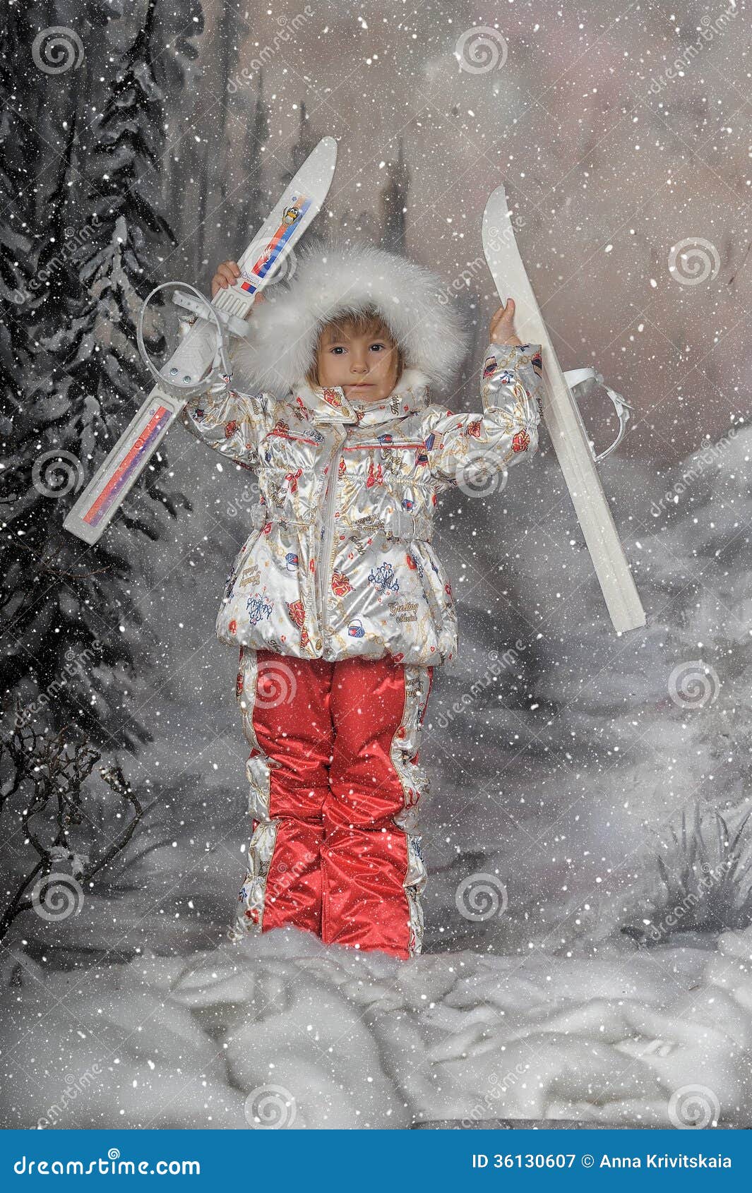 Meisje met in hand skis stock afbeelding. Image of kind - 36130607