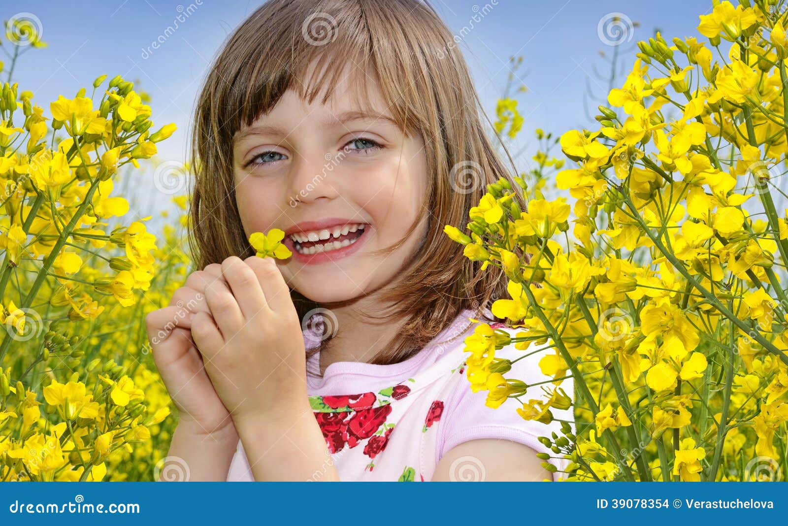 Meisje met koolzaadbloem stock foto. Image of allergie - 39078354