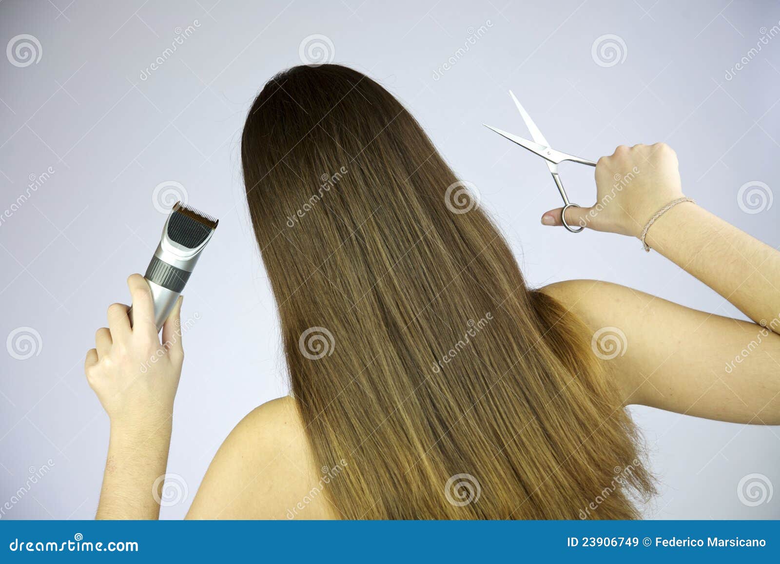 Meisje Met Lang Haar Met Schaar En Scheermes Stock Afbeelding - Image ...