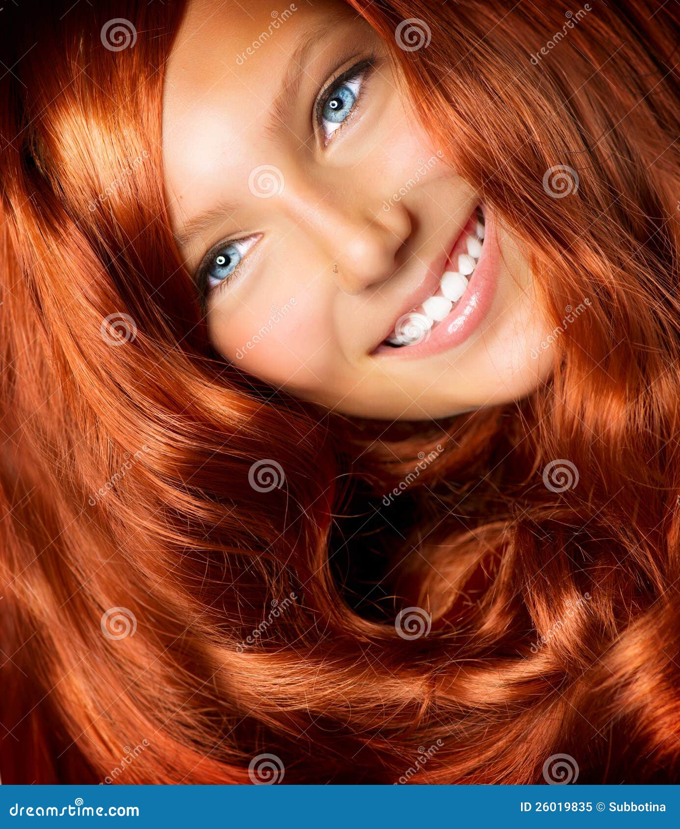 Meisje met Lang Rood Haar stock afbeelding. Image of kapsel - 26019835